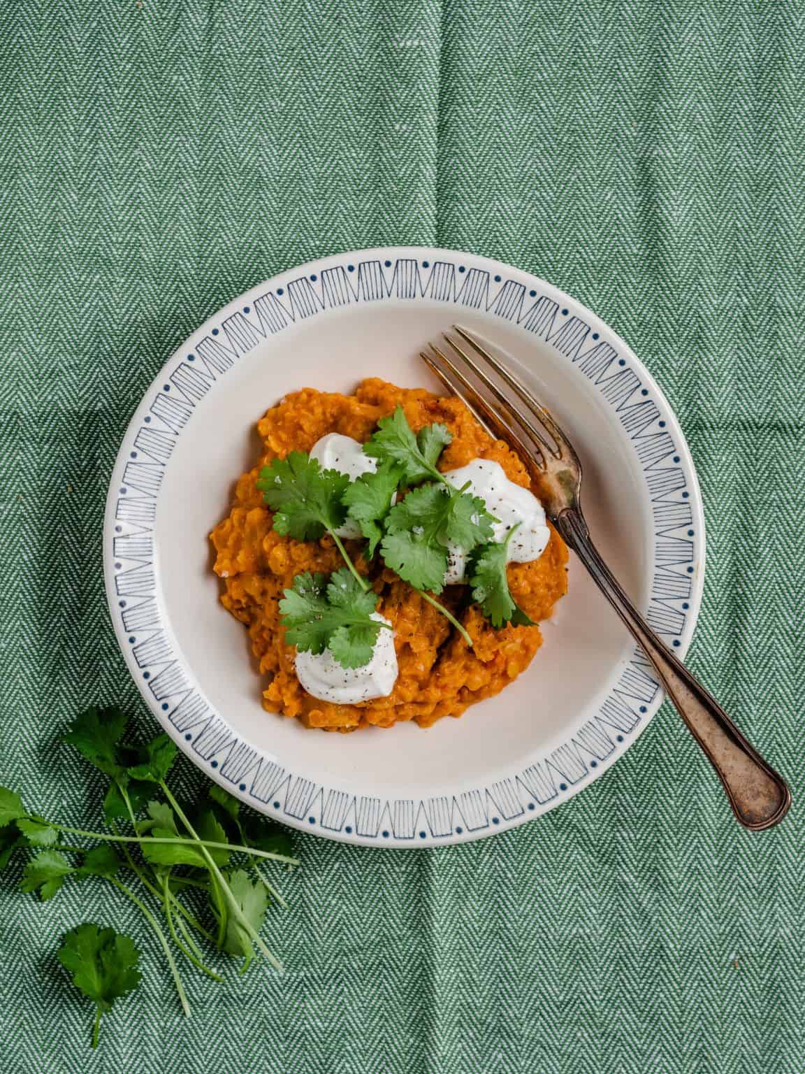 Indisk dahl: Nem opskrift på dhal med kokosmælk og grøntsager