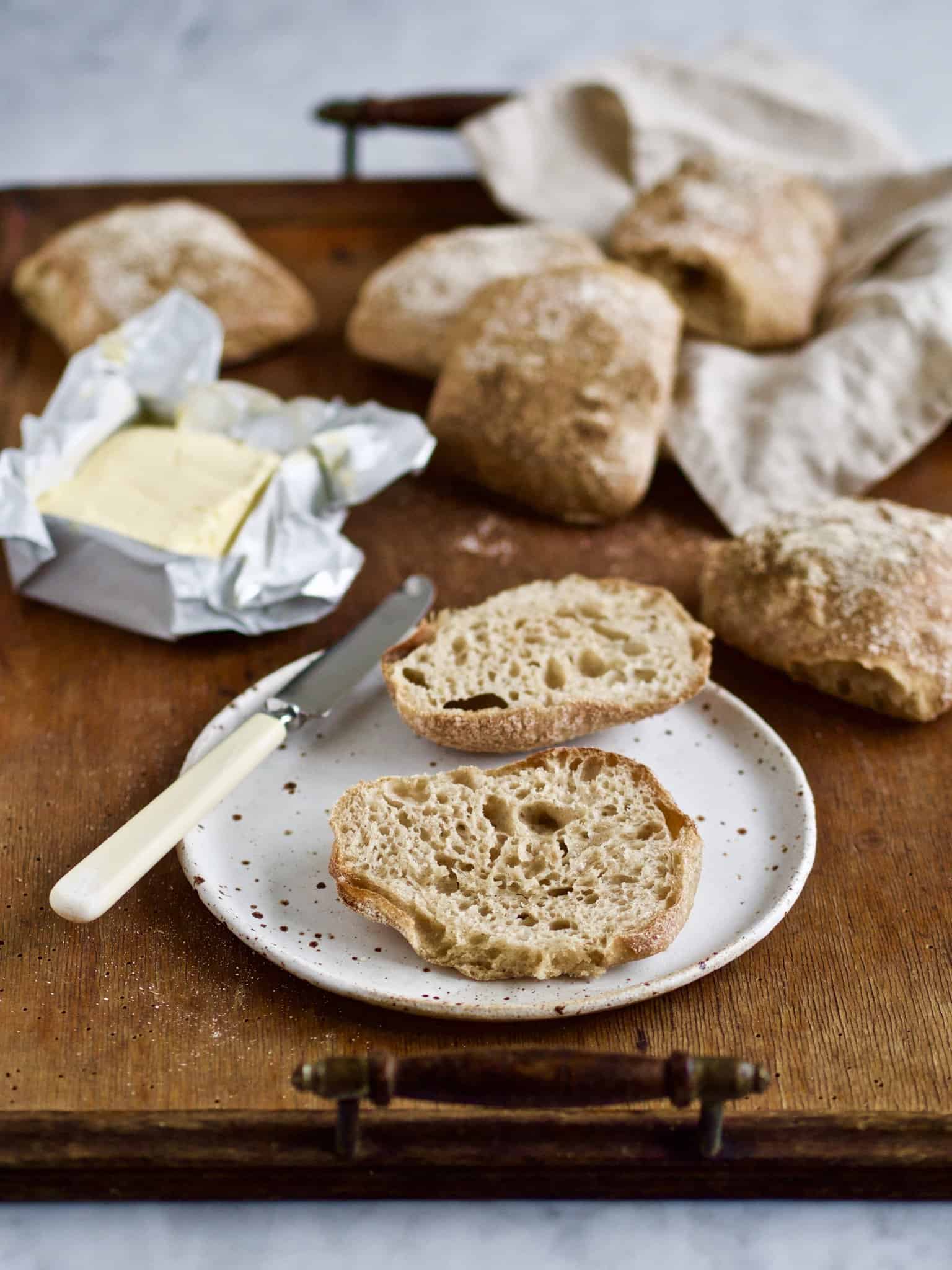 Surdejsboller uden gær - nemme, lækre og fuld af lufthuller.