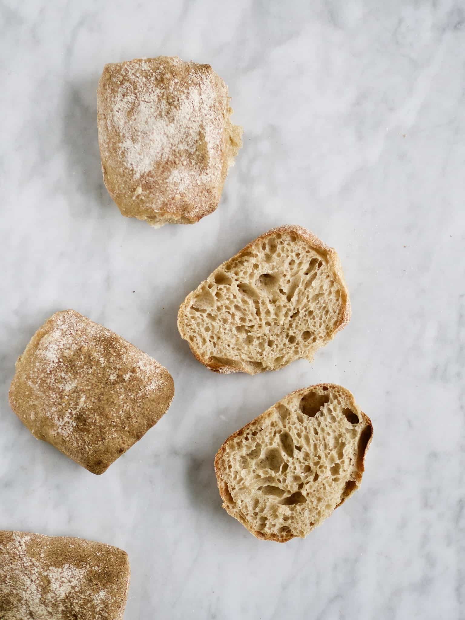 Surdejsboller uden gær - nemme, lækre og fuld af lufthuller.
