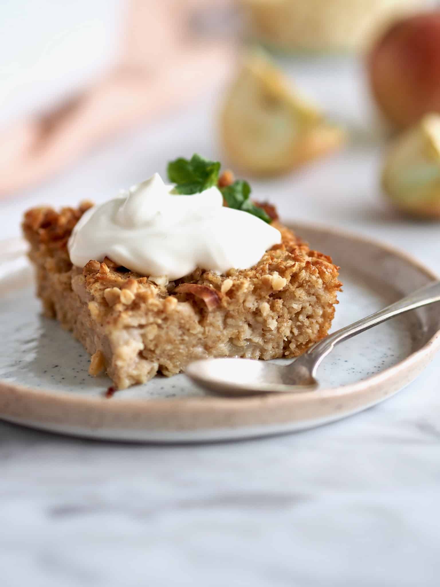 Bagt grød med æble og mandler: Nem opskrift på morgenmad