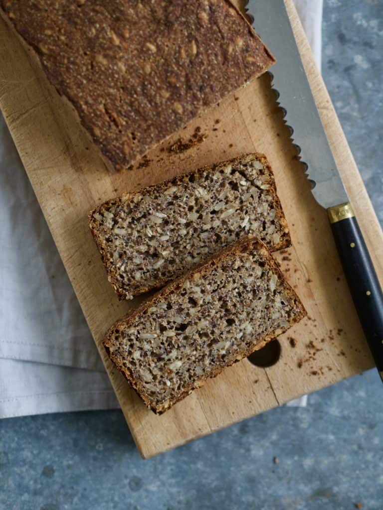 Rugbrød med surdej - opskrift på lækkert hjemmebagt rugbrød