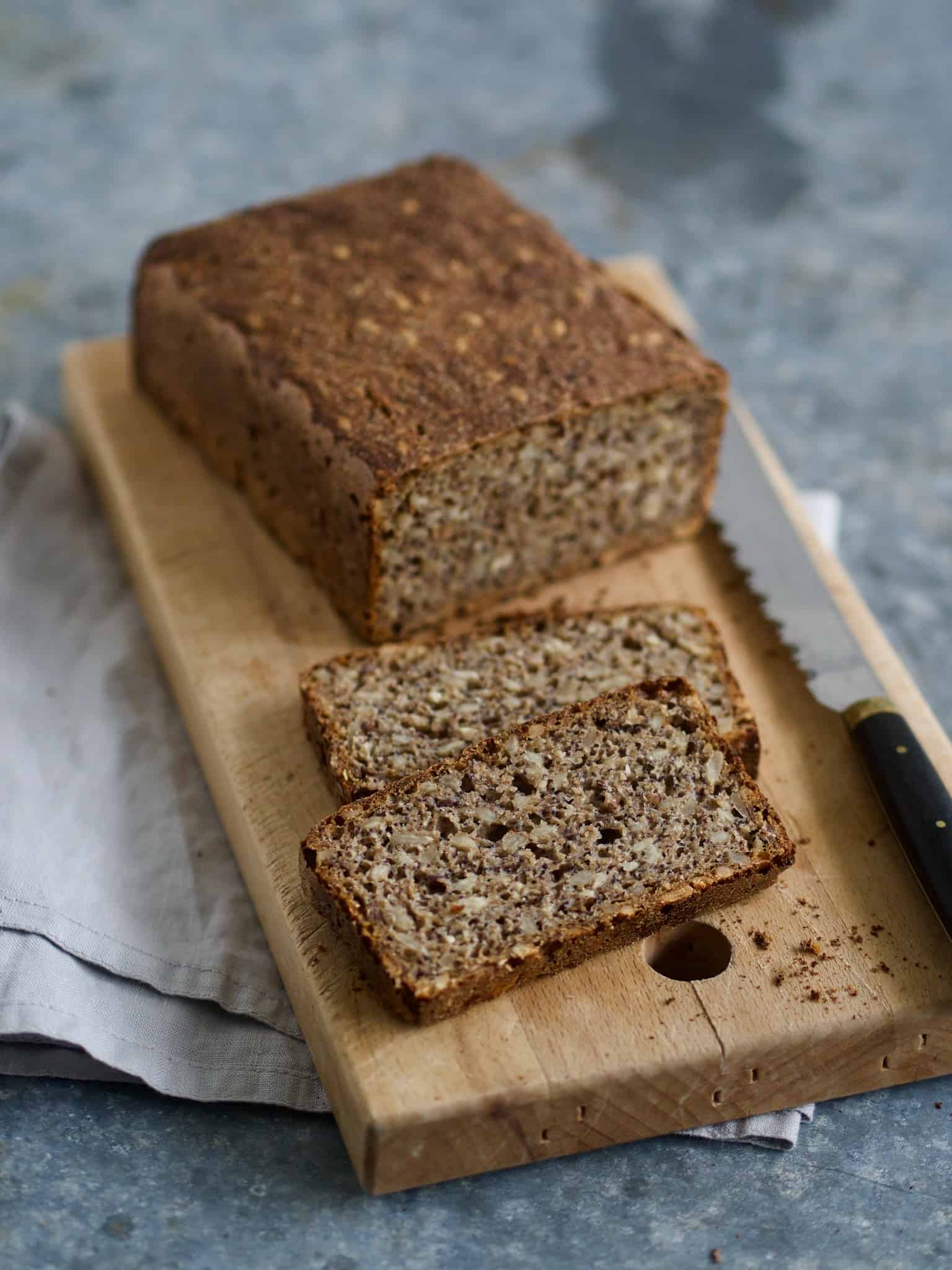 Rugbrød med surdej - opskrift på lækkert hjemmebagt rugbrød