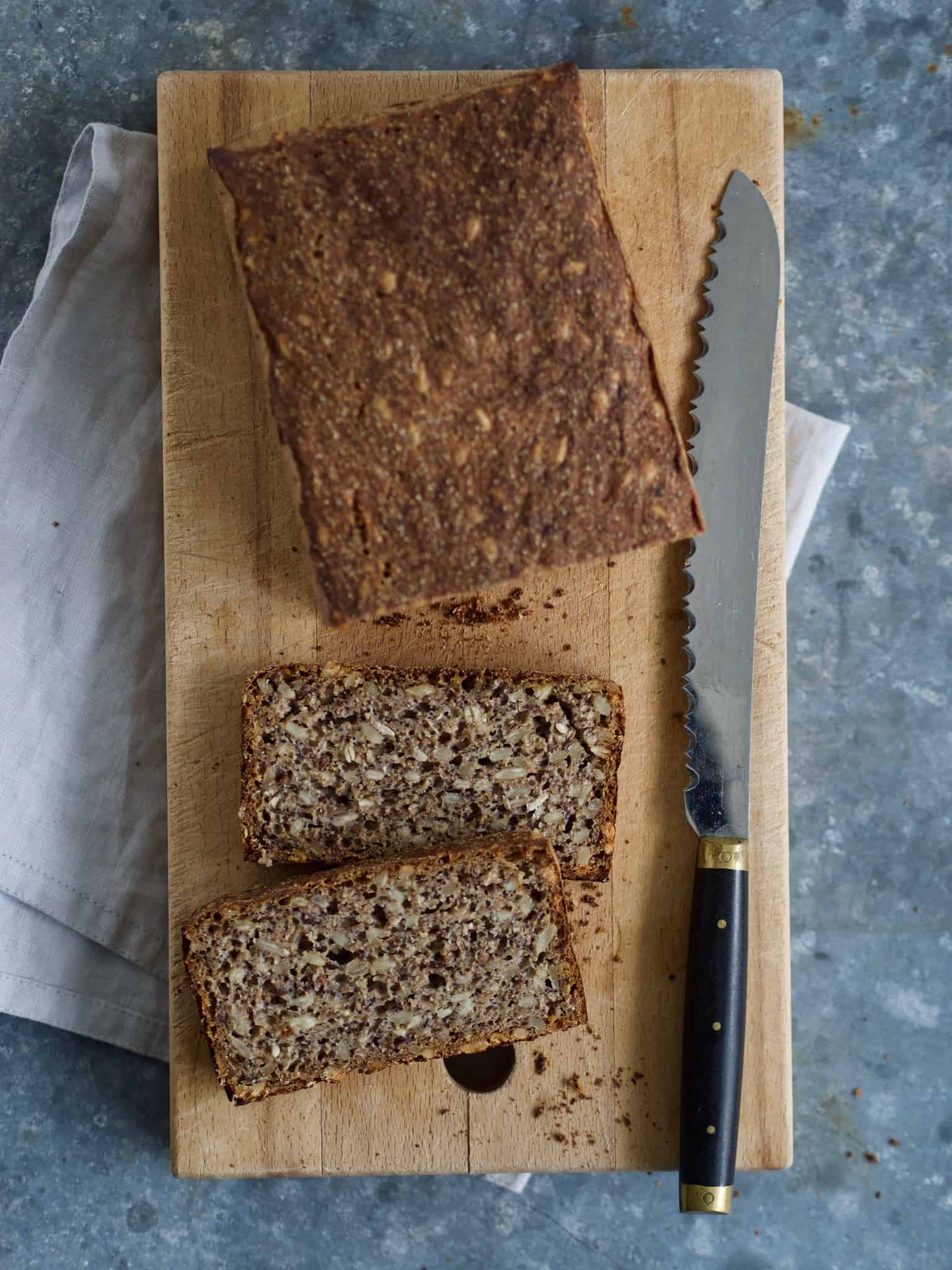 Rugbrød med surdej - opskrift på lækkert hjemmebagt rugbrød