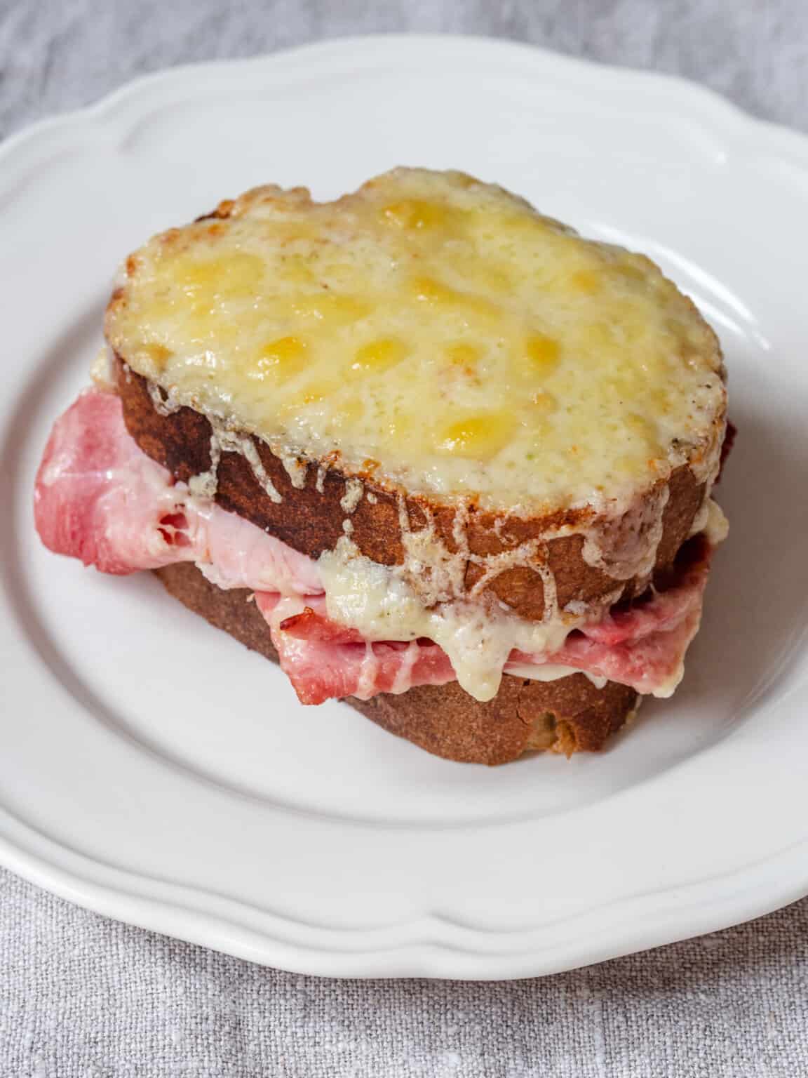 Croque monsieur - simpel opskrift på parisertoast