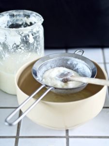 Sådan laver du en hjemmelavet kefir - opskrift på 2 råvarer
