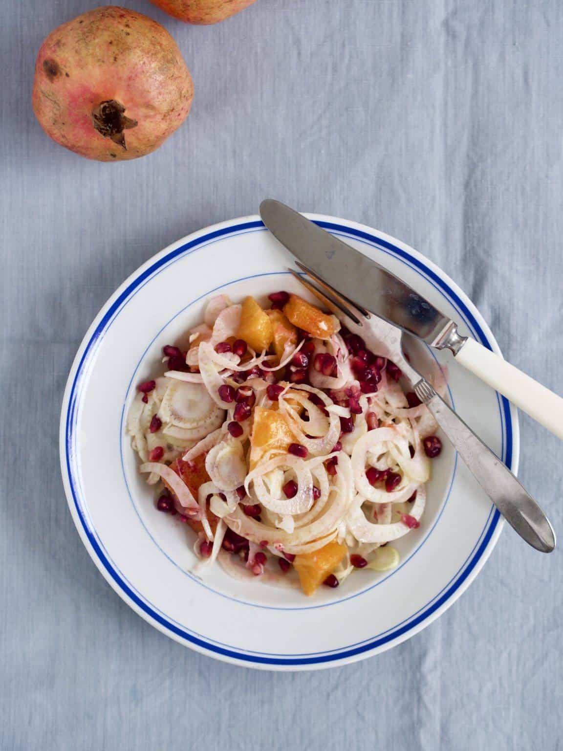 Grøn salat der passer til alt - få opskrift og dressing her