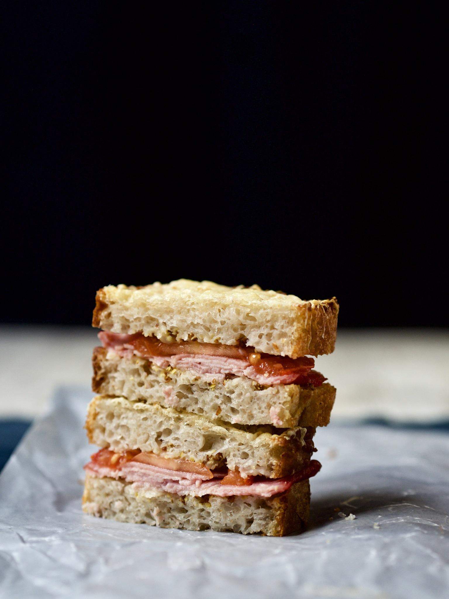 Toastbrød bagt med surdej - perfekt til sandwich og toast