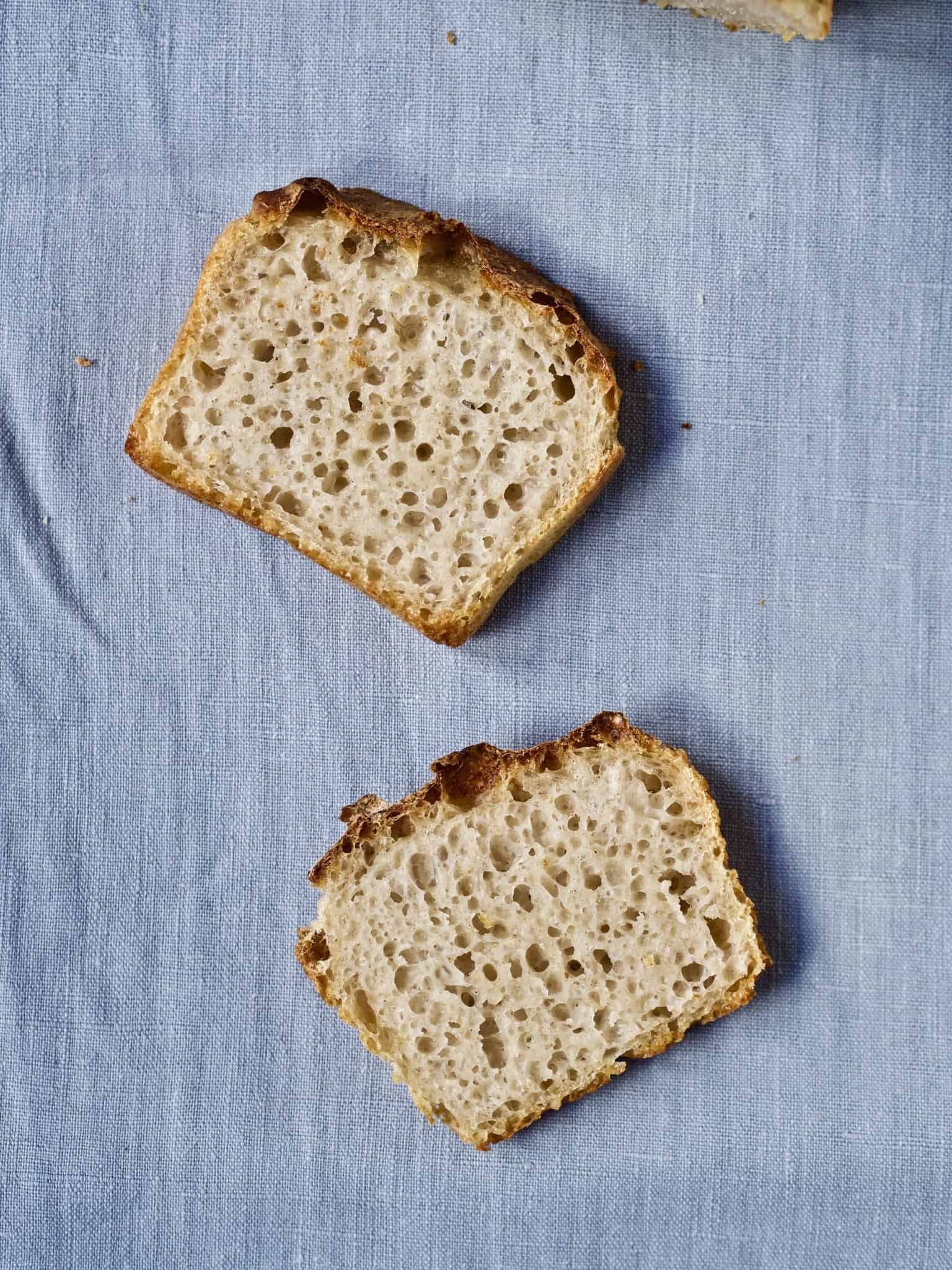 Toastbrød bagt med surdej - perfekt til sandwich og toast