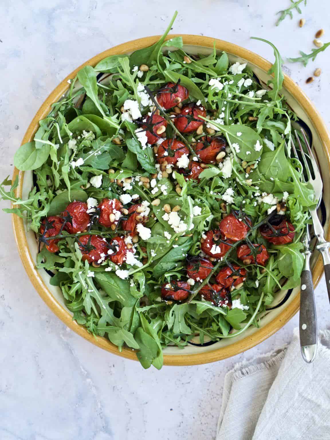 Rucolasalat – Opskrift på salat med rucola og bagte tomater