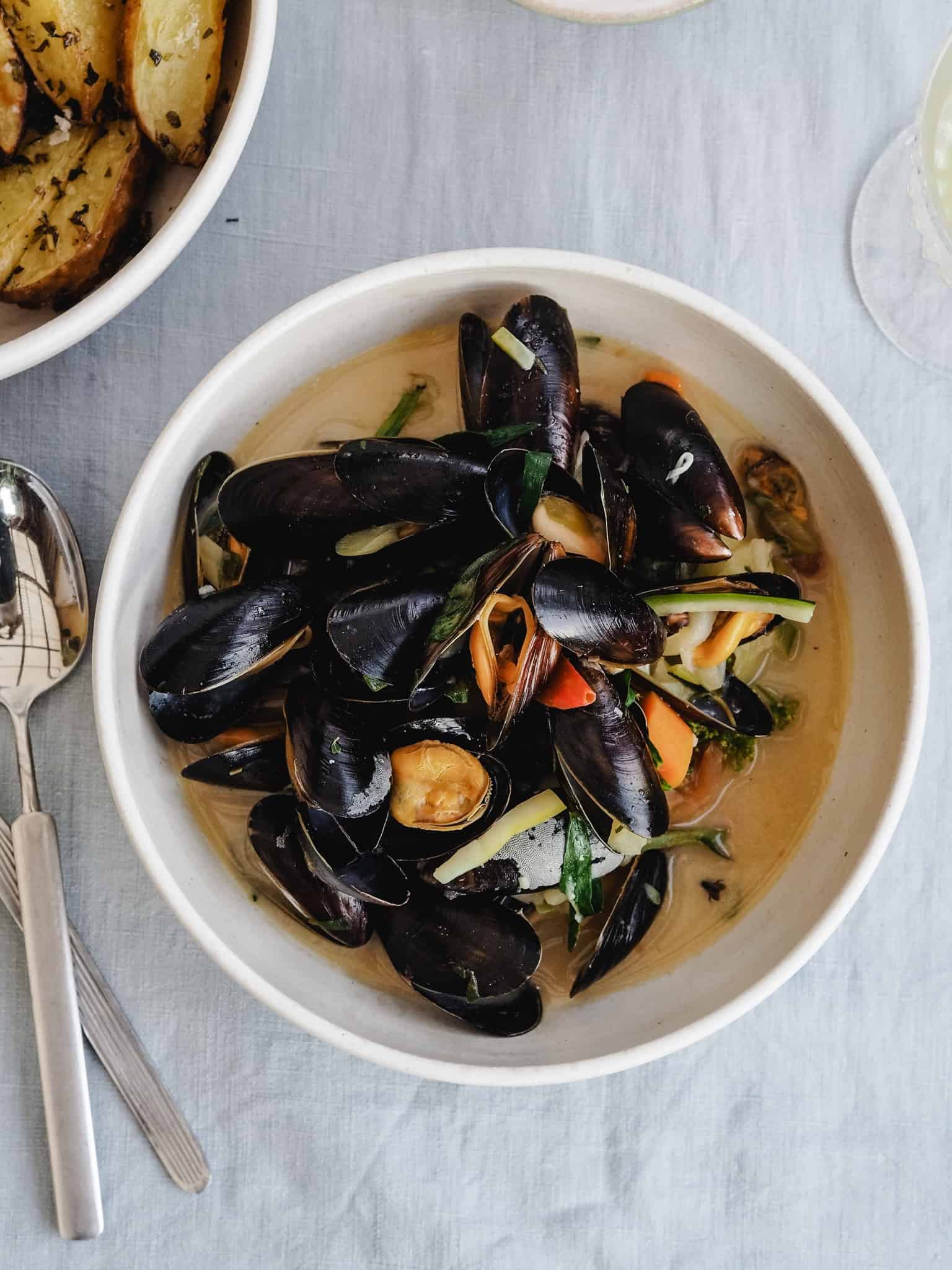 Dampede muslinger i hvidvin: Opskrift på Moules marinières