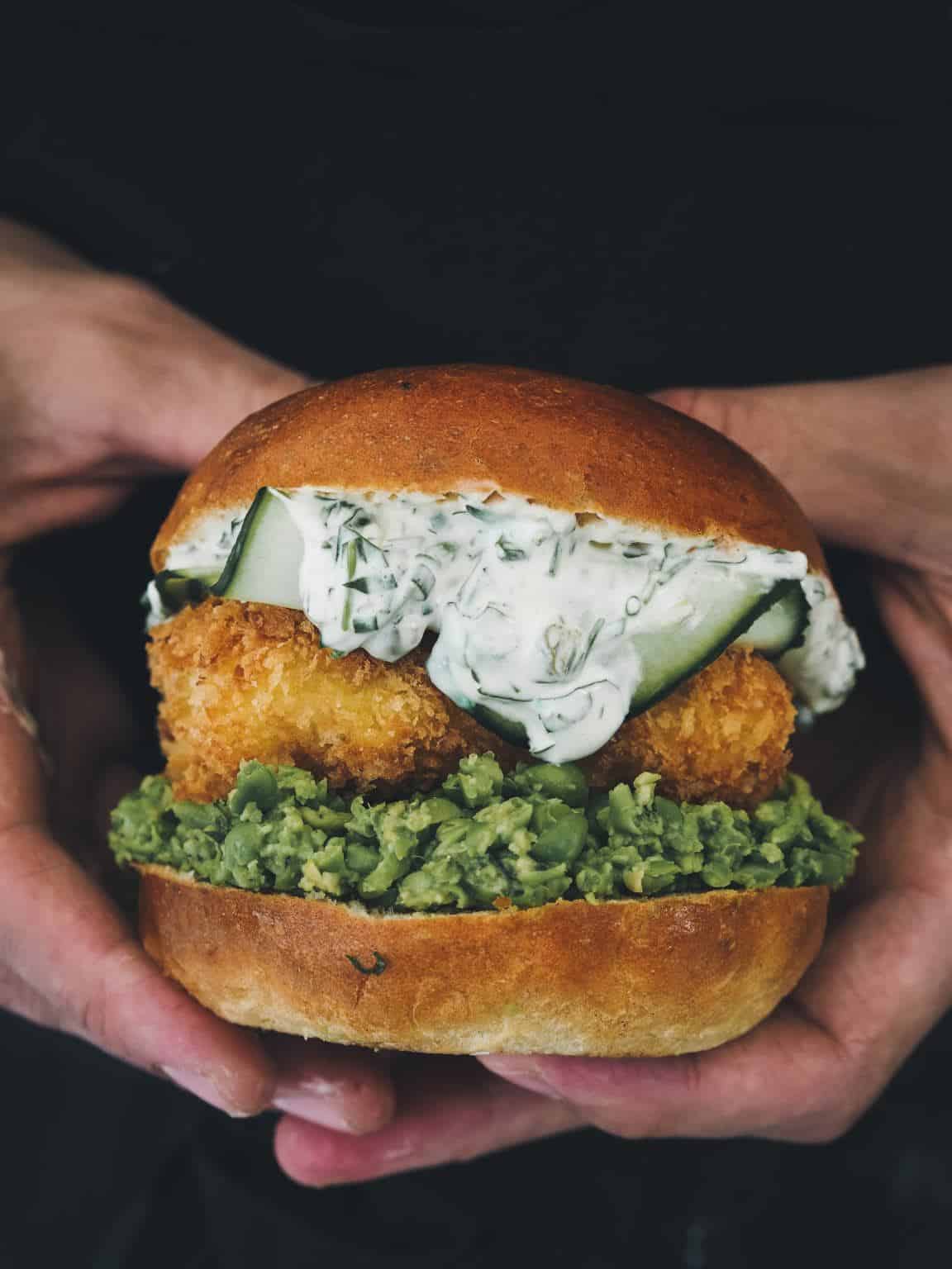 Fiskeburger med tatarsauce: Hjemmelavet crispy burger med torsk