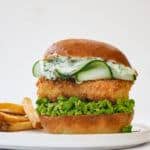 Fiskeburger med tatarsauce: Hjemmelavet crispy burger med torsk