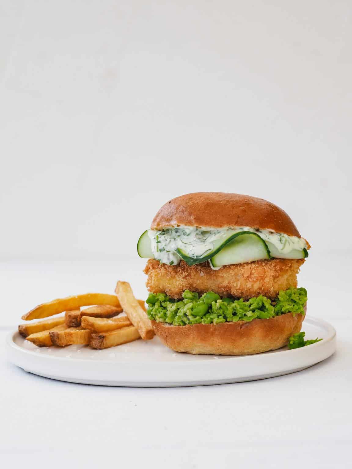 Fiskeburger med tatarsauce: Hjemmelavet crispy burger med torsk