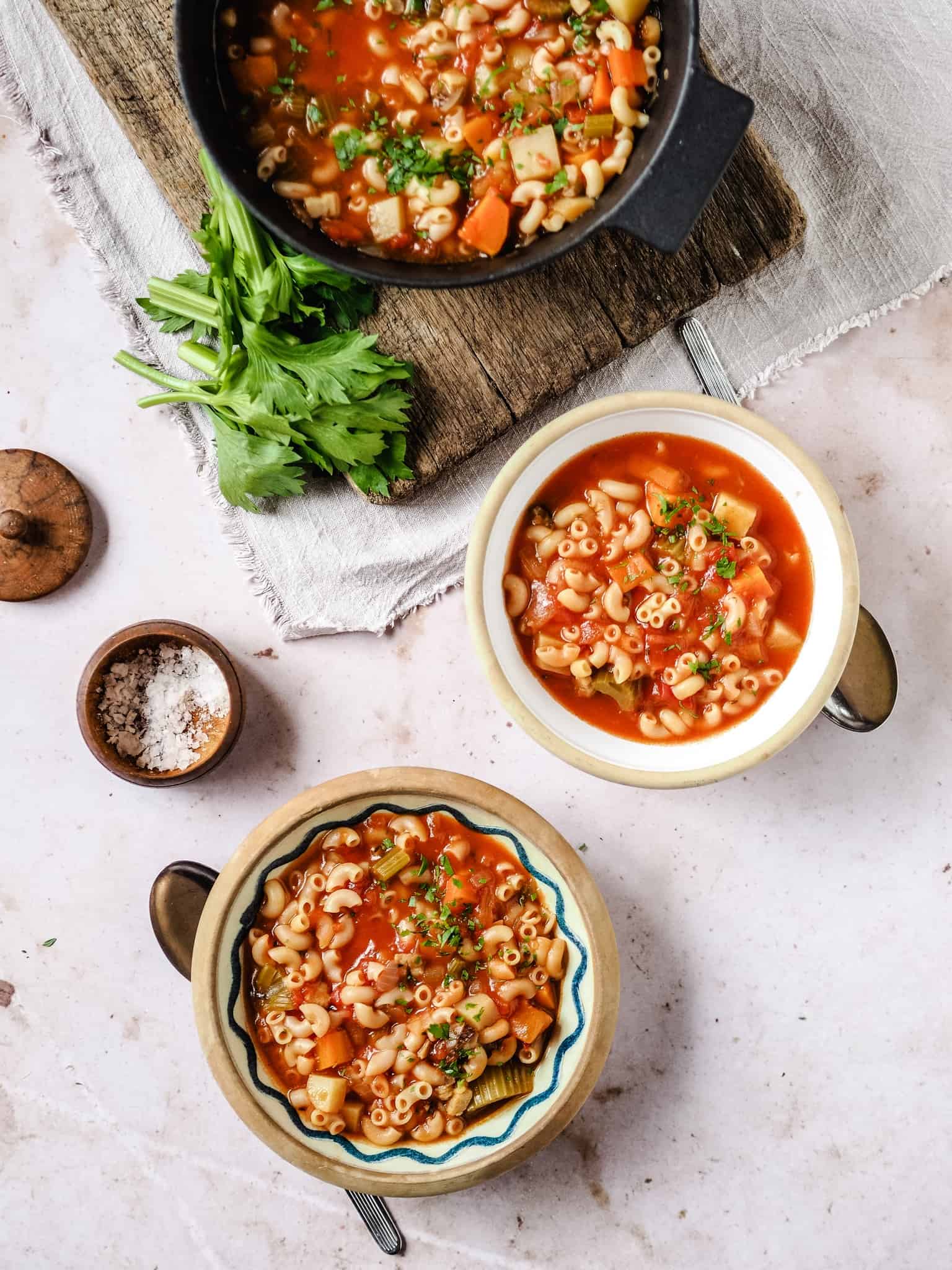 Minestronesuppe - opskrift på italiensk suppe med pasta