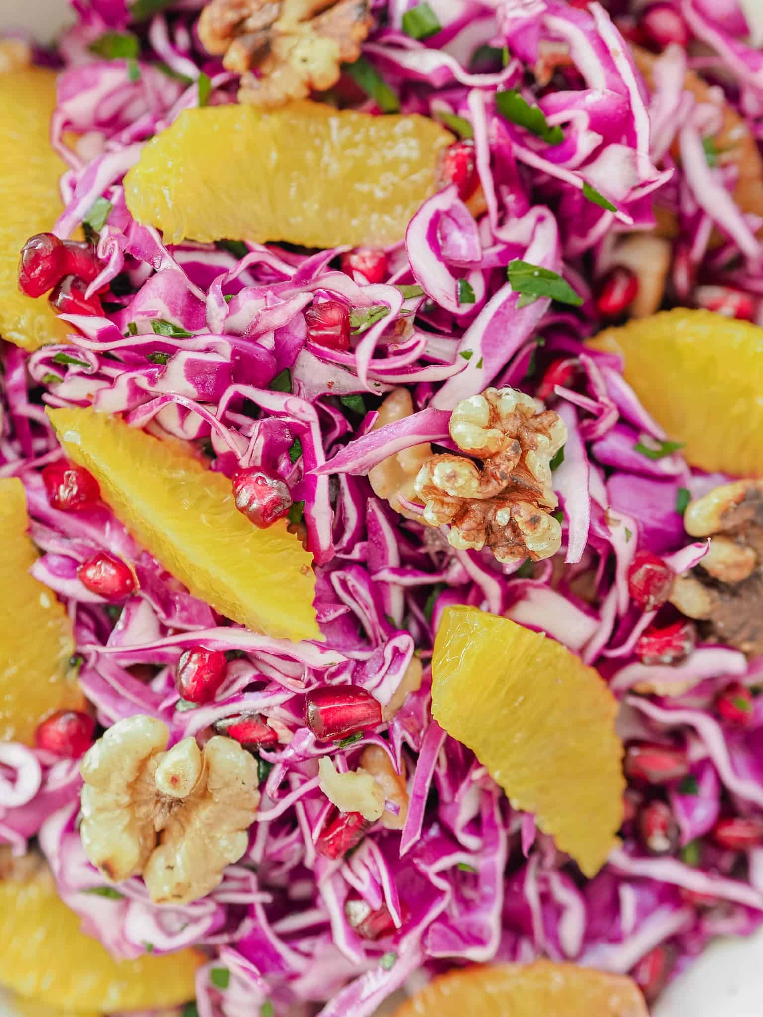 Rødkålssalat med appelsin og valnødder: Skøn og nem opskrift