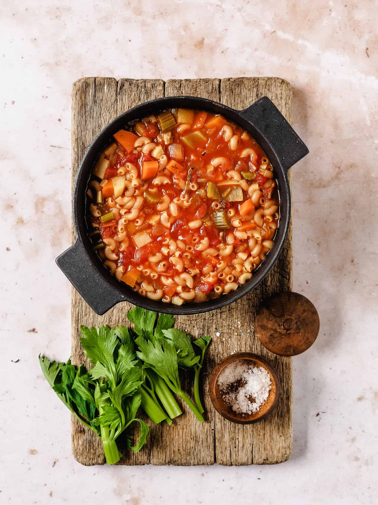 Minestronesuppe - opskrift på italiensk suppe med pasta