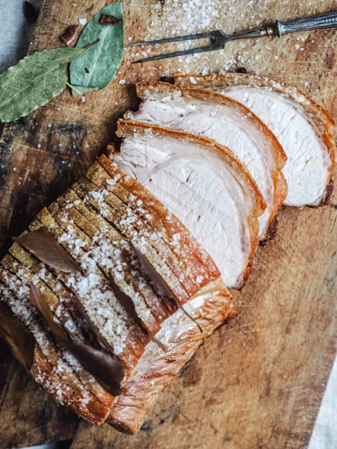 Flæskesteg med sprød svær - få den bedste opskrift her.