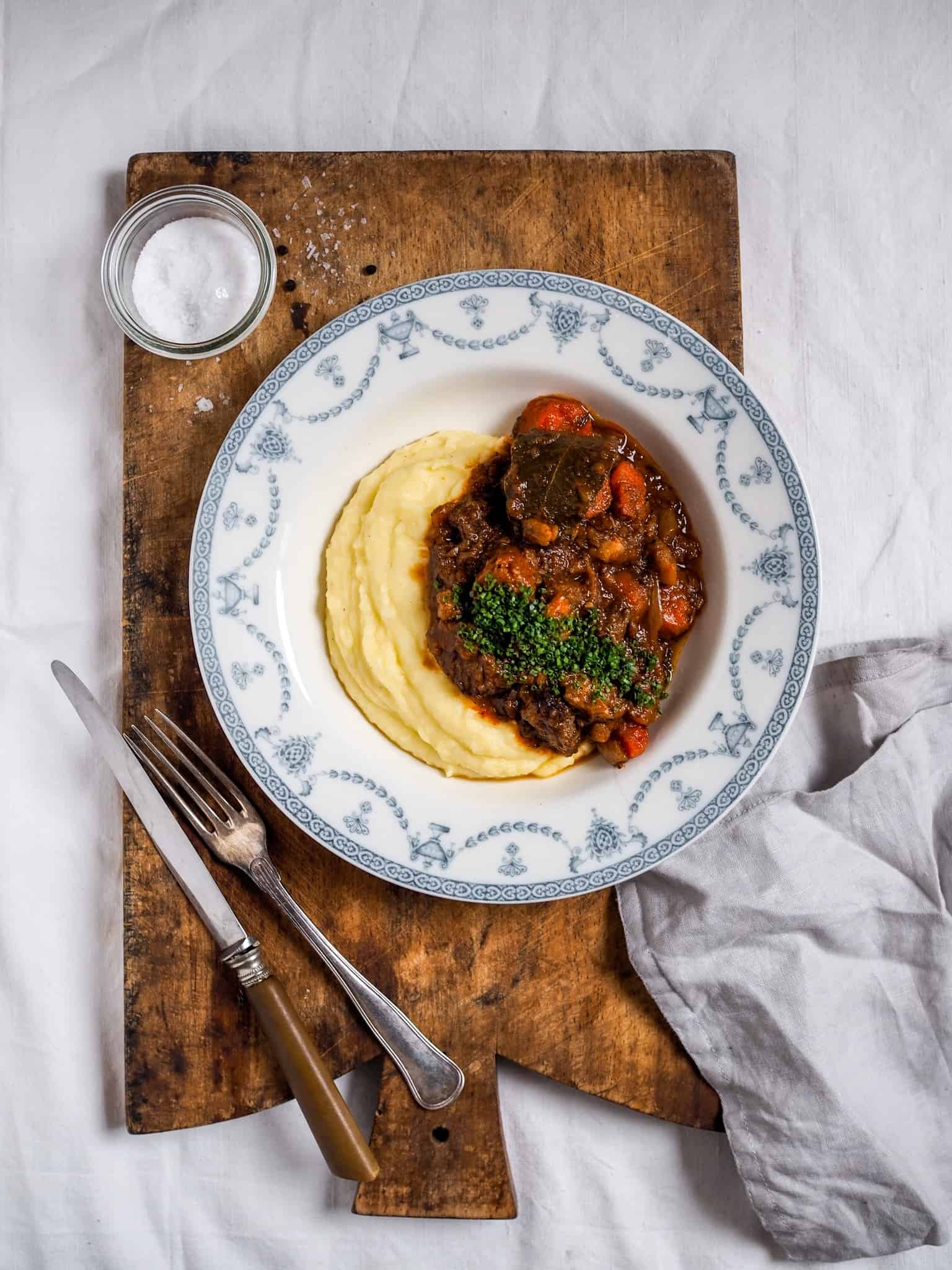 Gullasch med kartoffelmos og grøntsager - bedste opskrift!