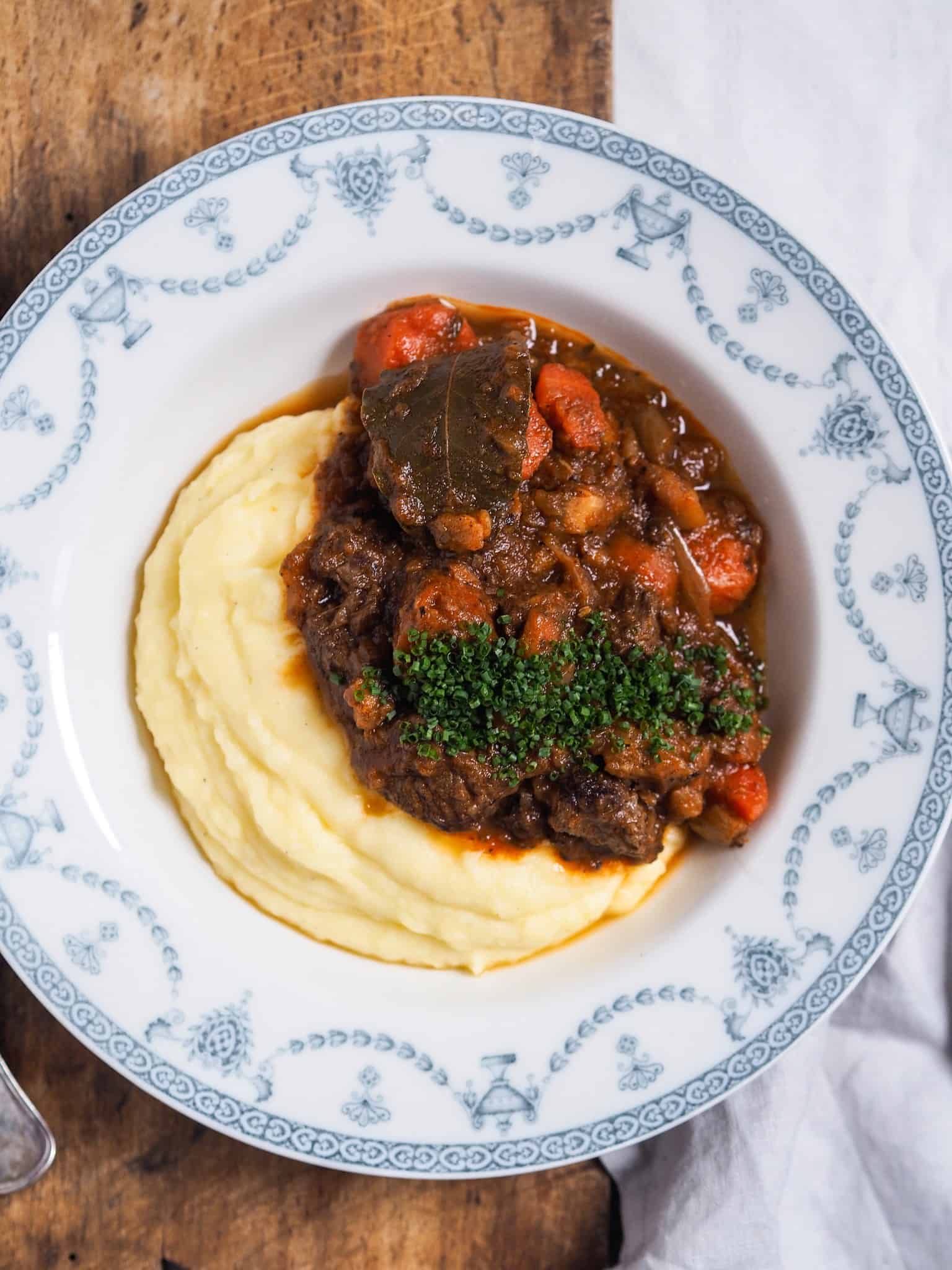 Gullasch med kartoffelmos og grøntsager - bedste opskrift!