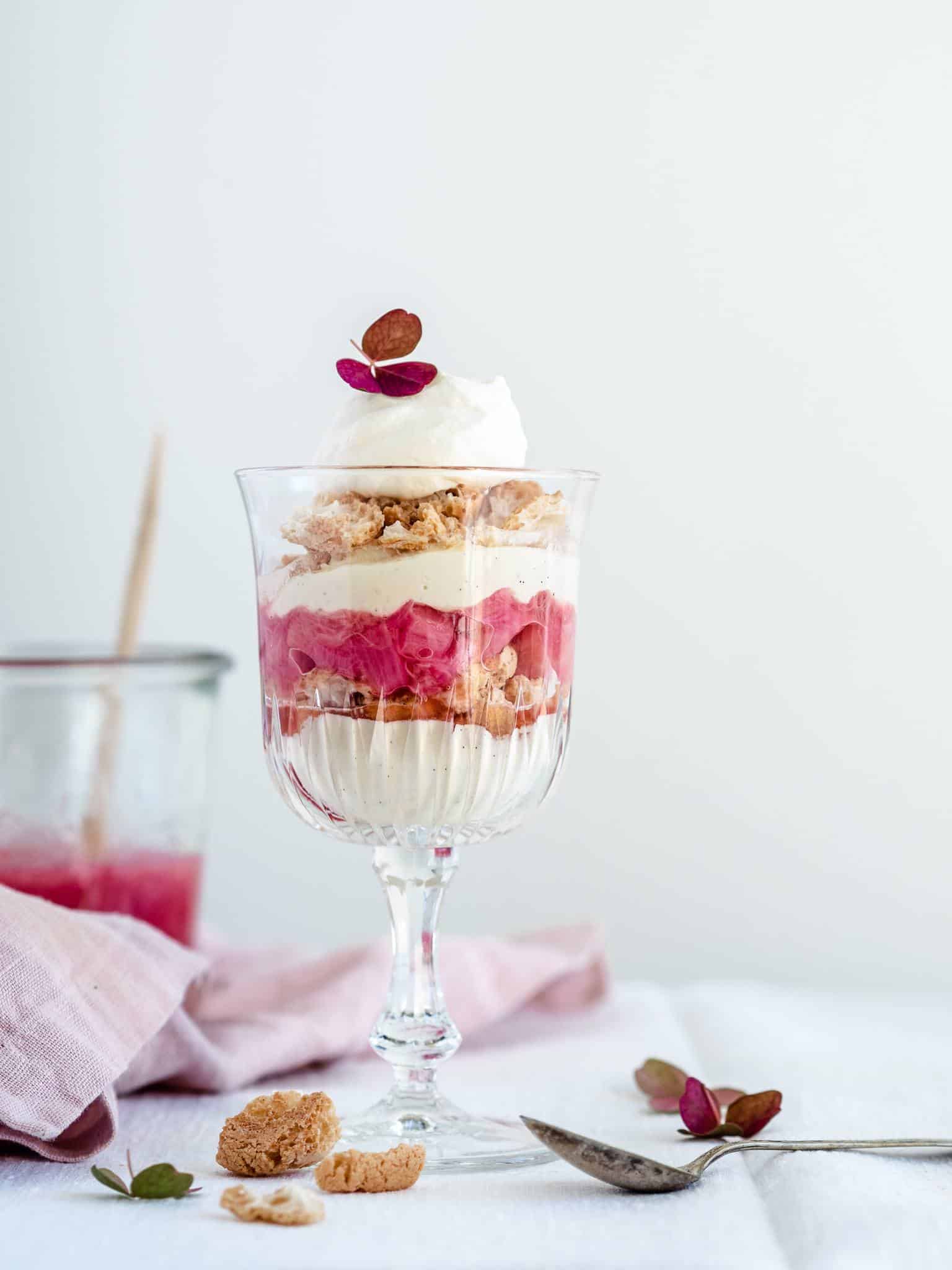 Rabarbertrifli med makroner og flødeskum - skøn dessert med rabarber!