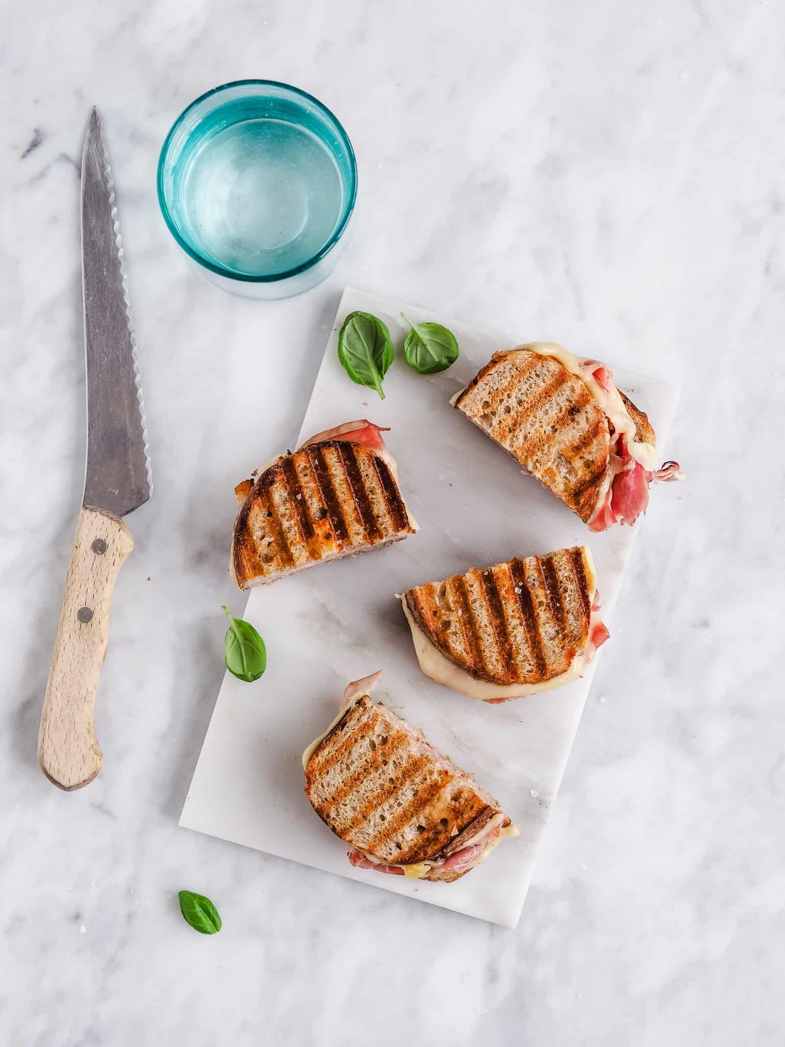 Toast med ost og skinke - opskrift på klassisk snasket toast