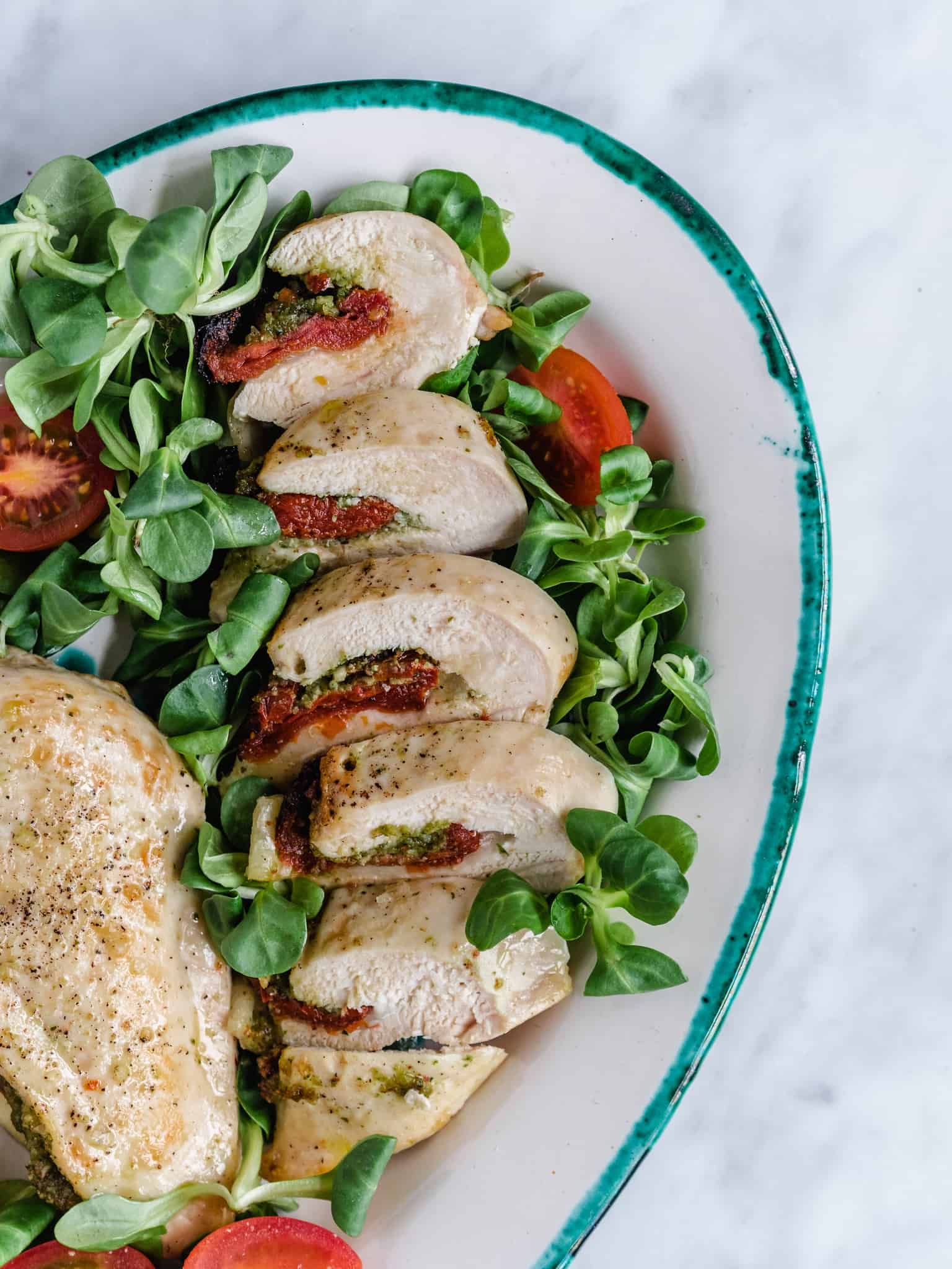 Fyldt kyllingebryst med pesto, mozzarella & tomat - Opskrift