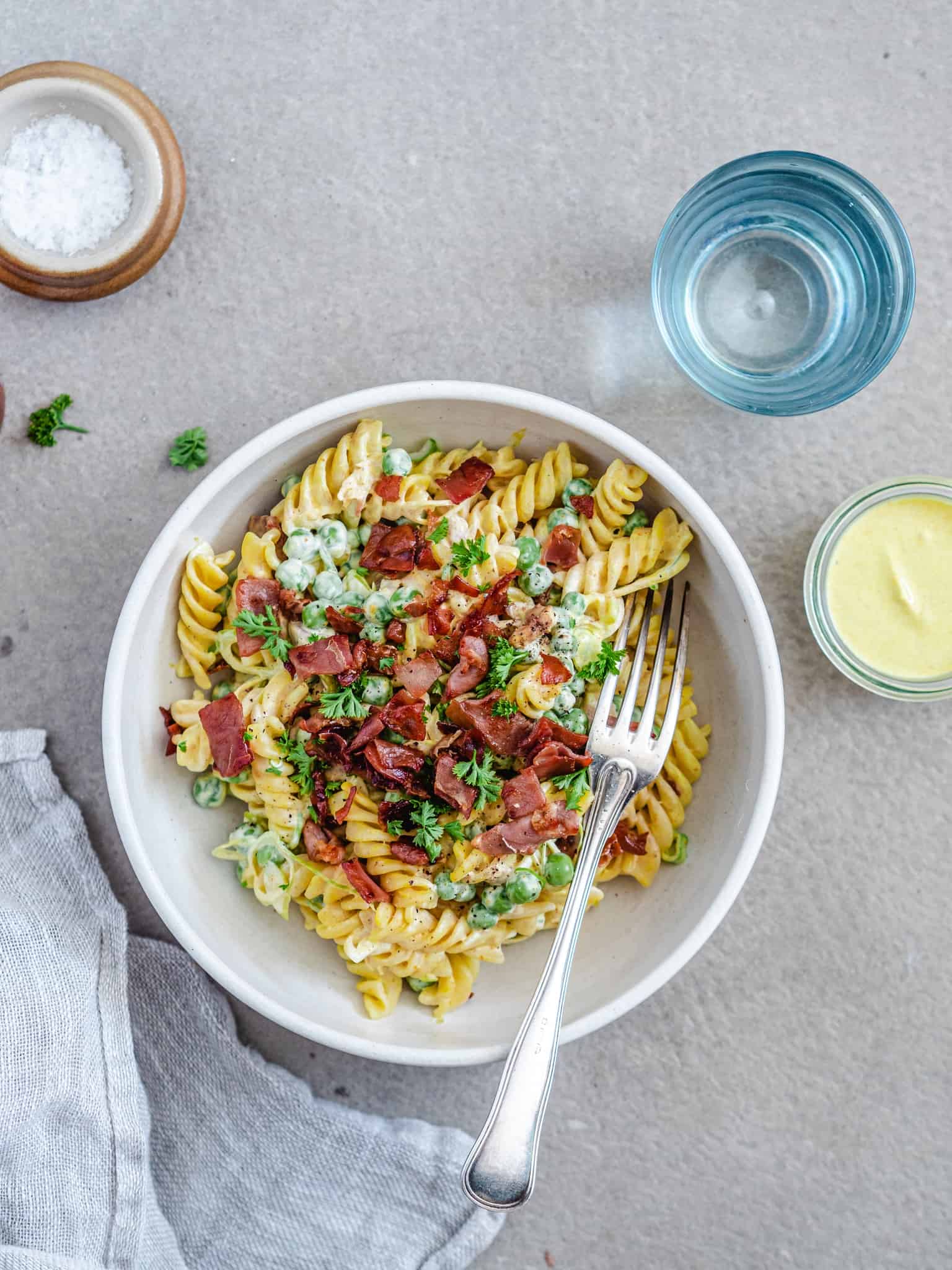 Pastasalat med kylling, bacon og karry - opskrift på 20 min!