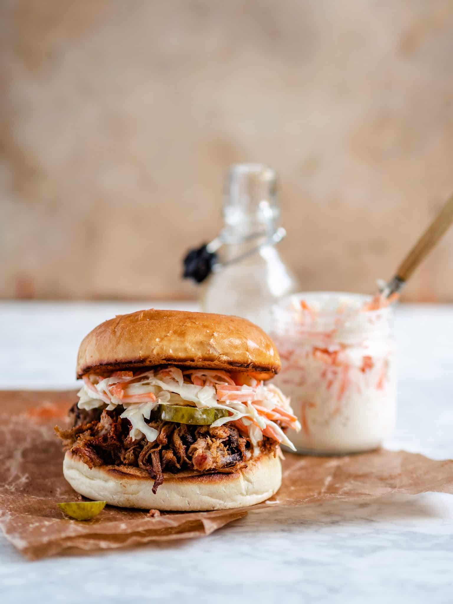 Pulled pork burger med fyld af coleslaw og bbq-sauce