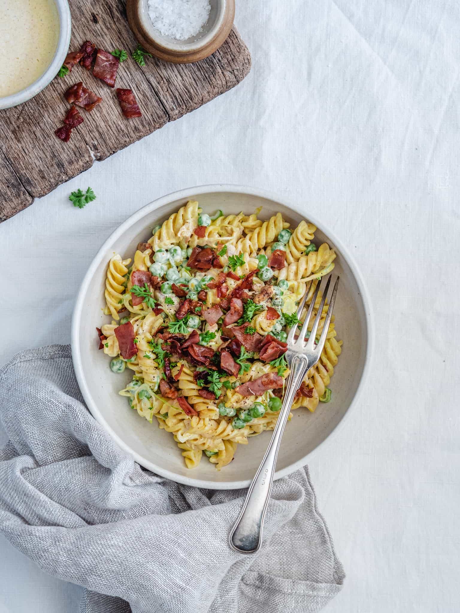 Pastasalat med kylling, bacon og karry - opskrift på 20 min!