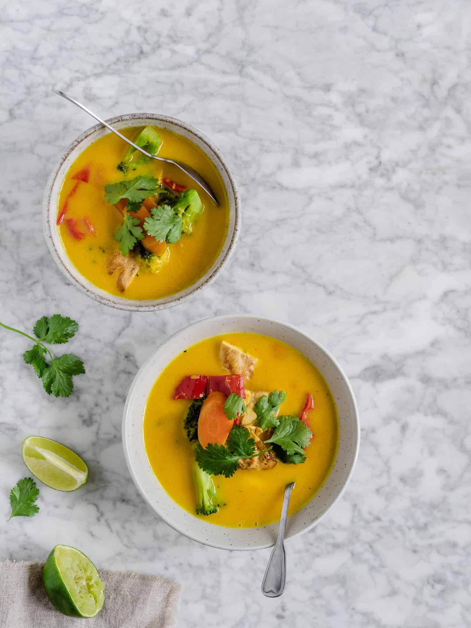 Karrysuppe med kylling og kokosmælk - Nem opskrift på 15 min.