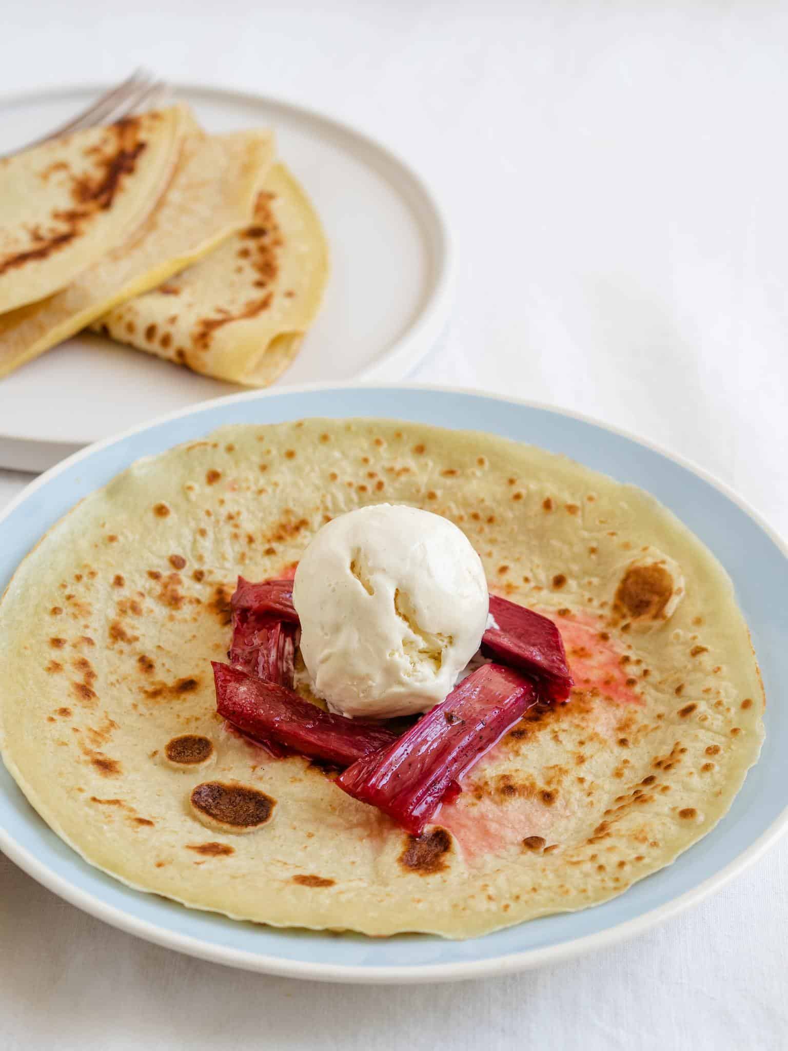 Pandekager med is og bagte rabarber - nemme dessert pandekager