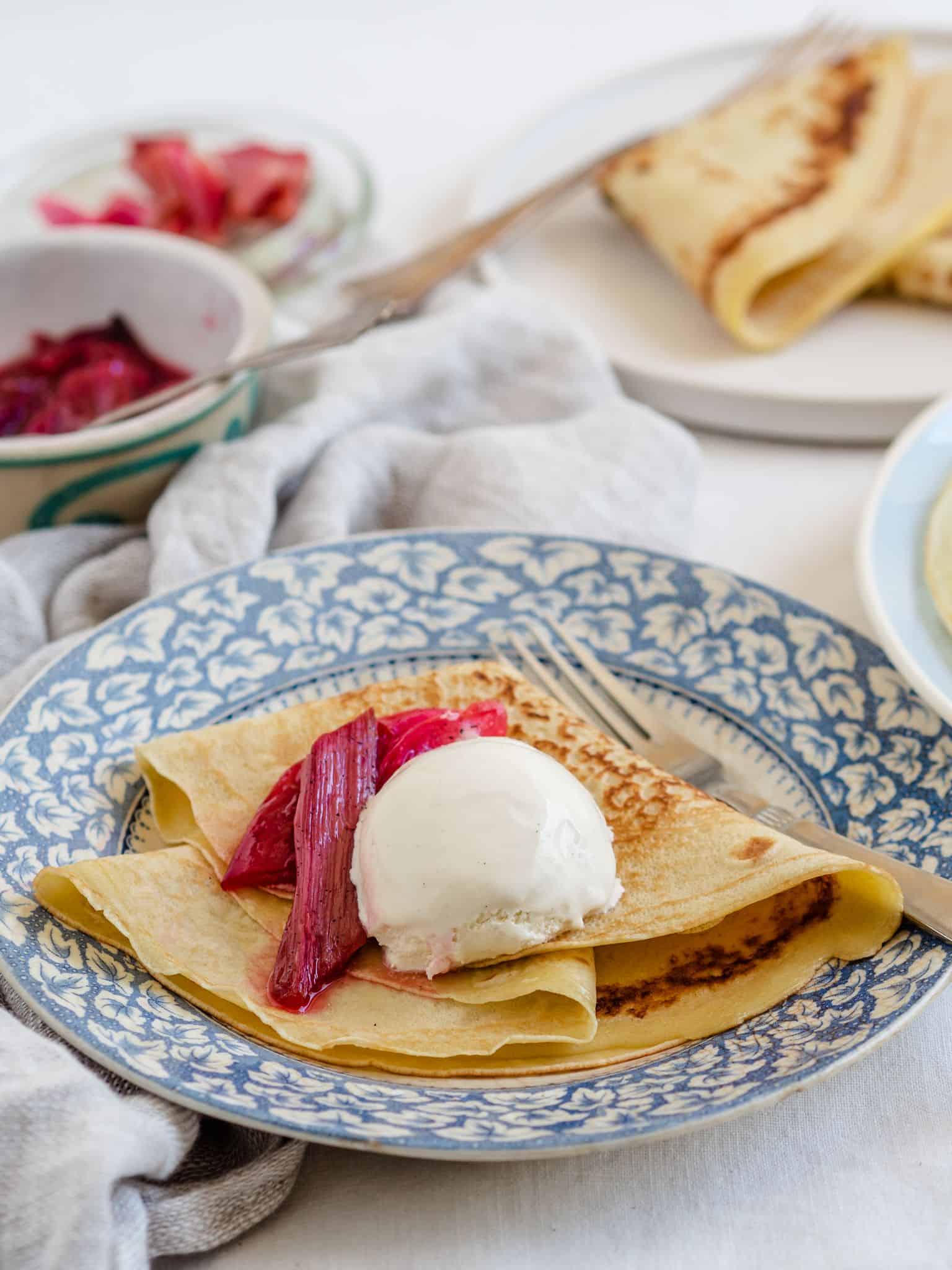 Pandekager med is og bagte rabarber - nemme dessert pandekager
