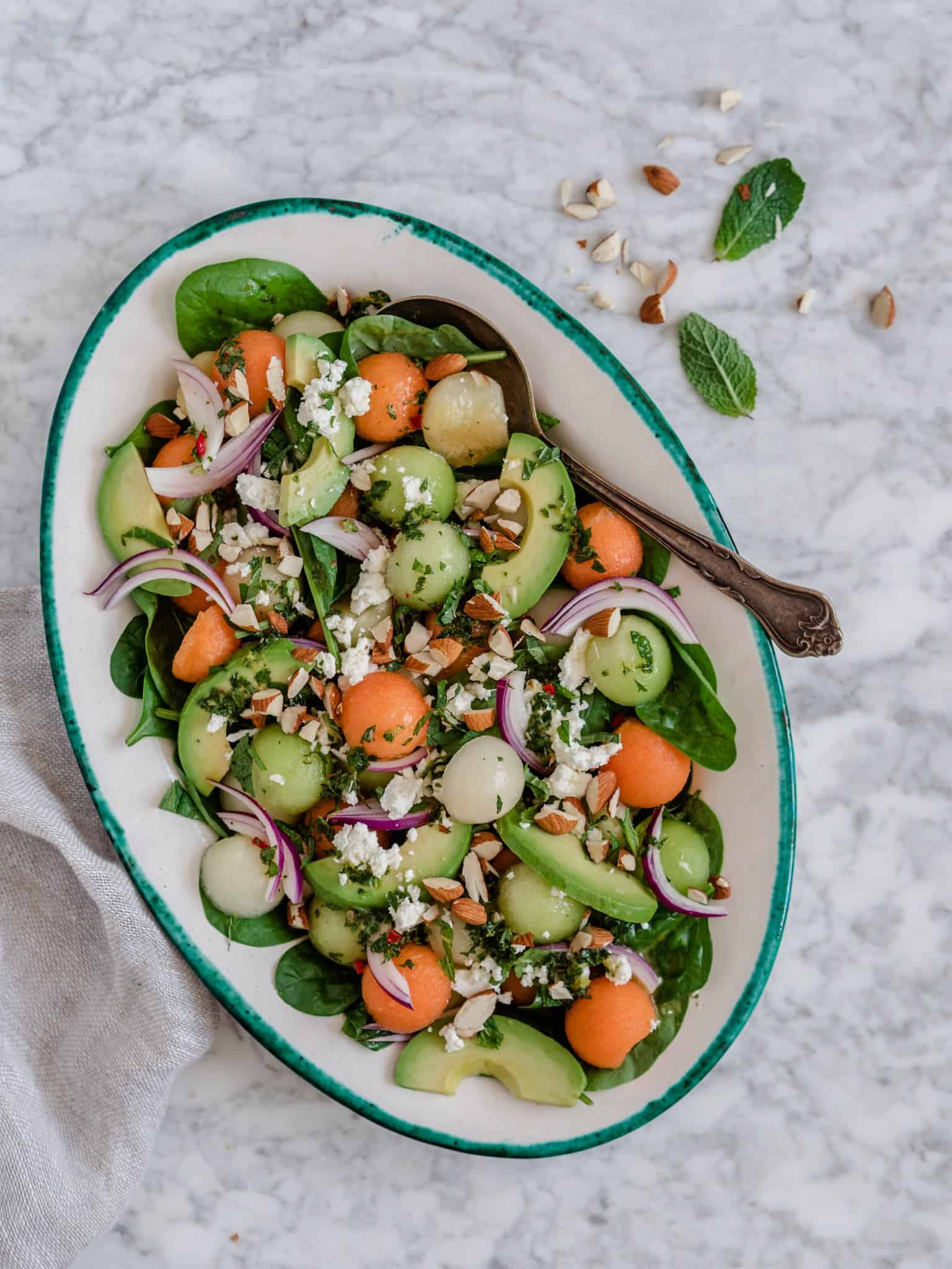 Grøn salat der passer til alt - få opskrift og dressing her