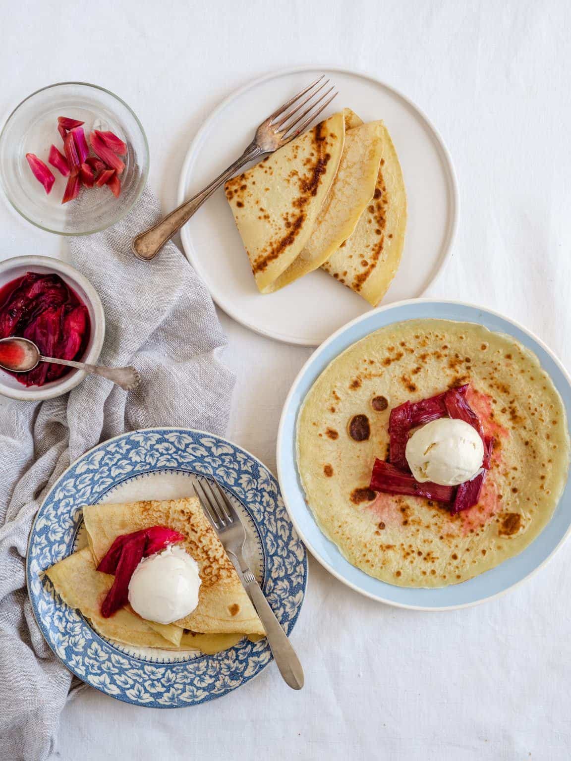 Pandekager med is og bagte rabarber - nemme dessert pandekager