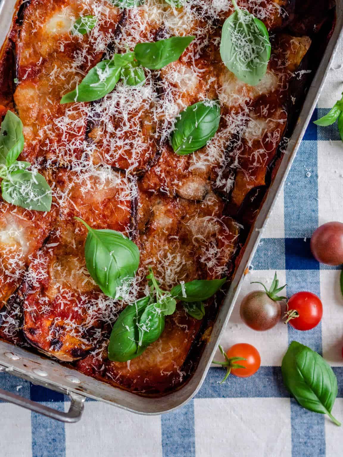 Melanzane alla parmigiana med aubergine, tomat og mozzarella