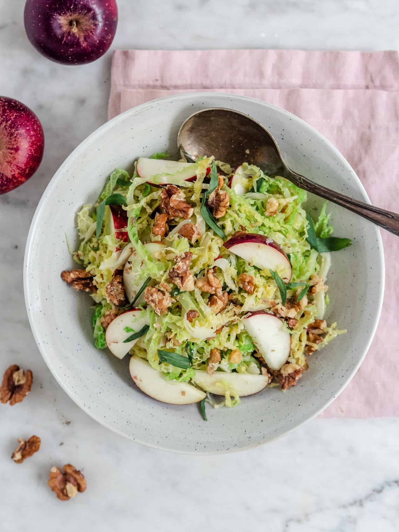 Salat med savoykål, æble og valnødder - nem savoykålsalat!
