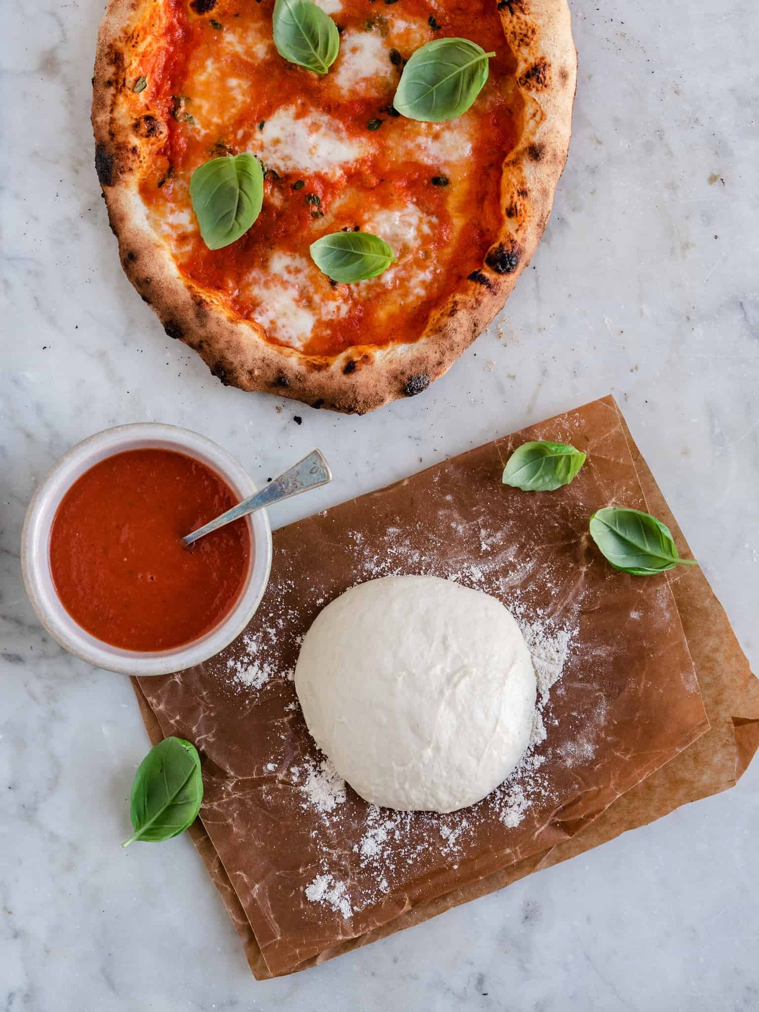 Pizza Margherita med mozzarella og basilikum - nem opskrift!