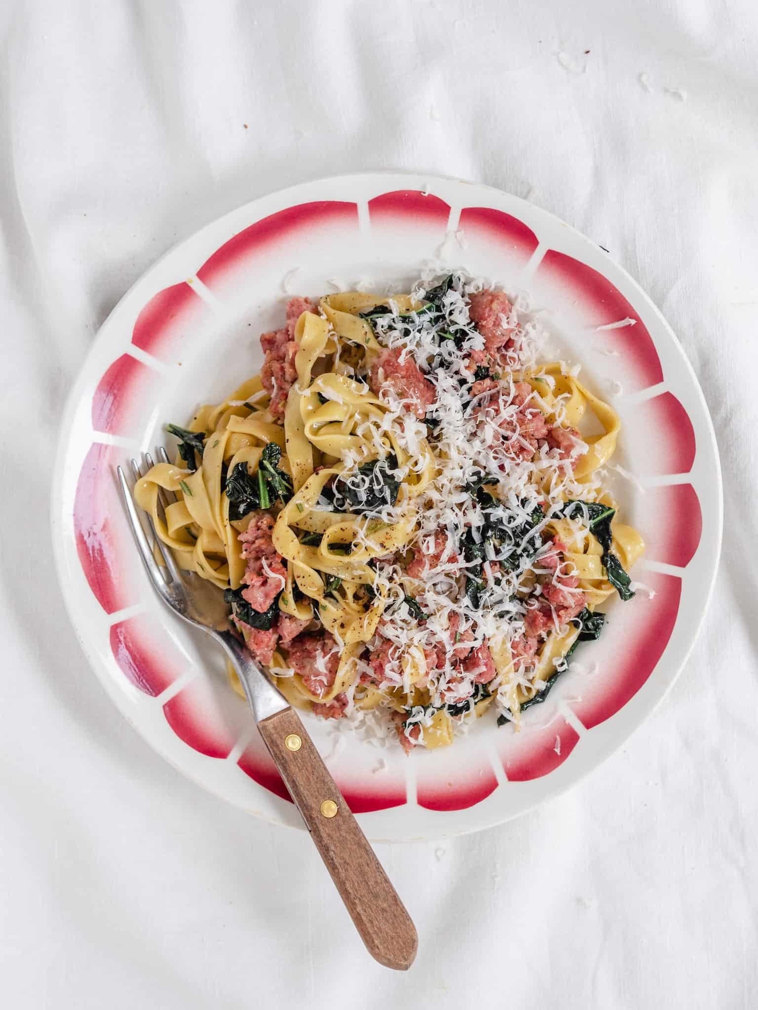 Pasta med salsiccia og pamlmekål: Nem opskrift med salsiccia