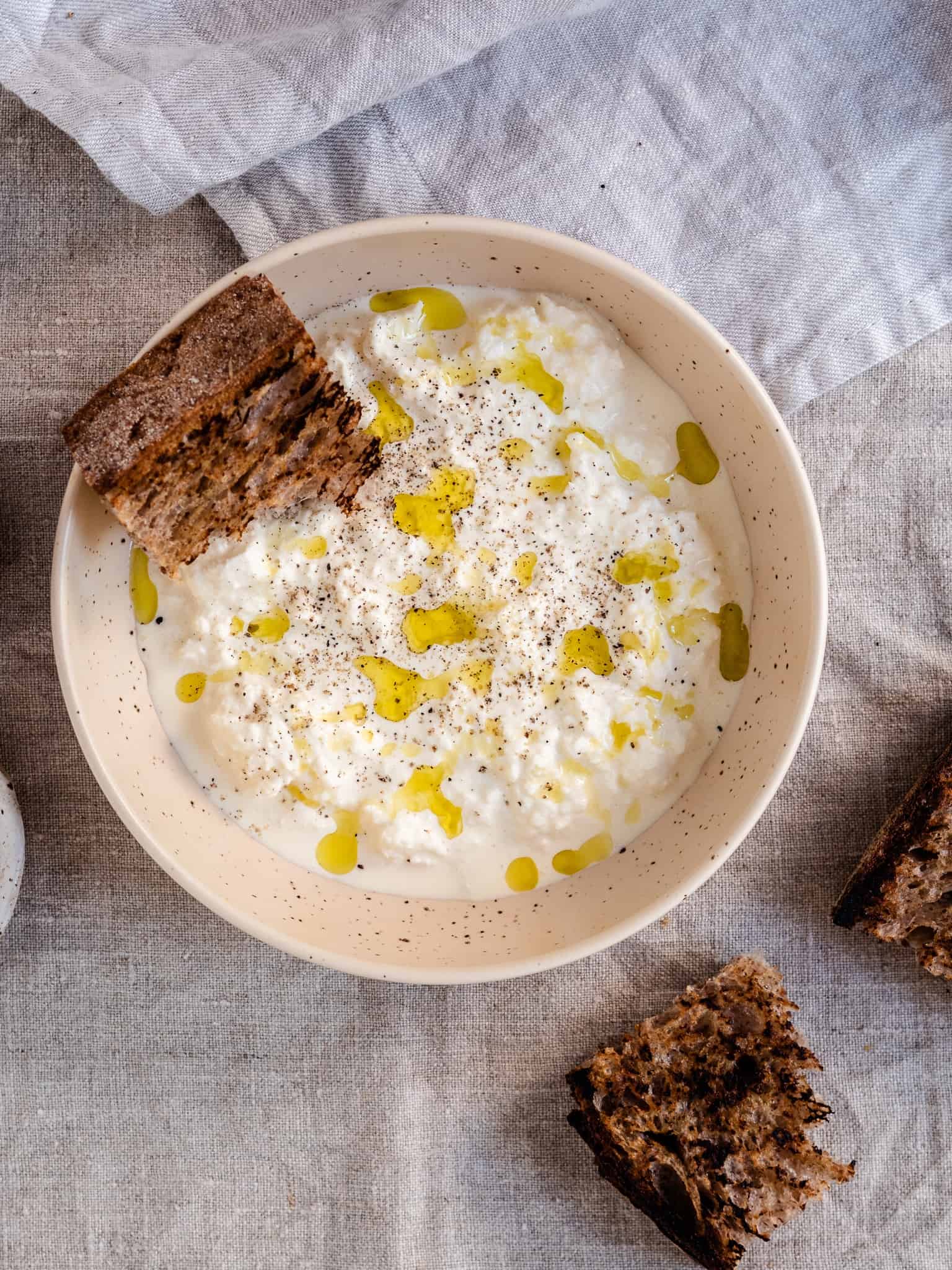 Nem og hjemmelavet stracciatella ost med stegte tomater