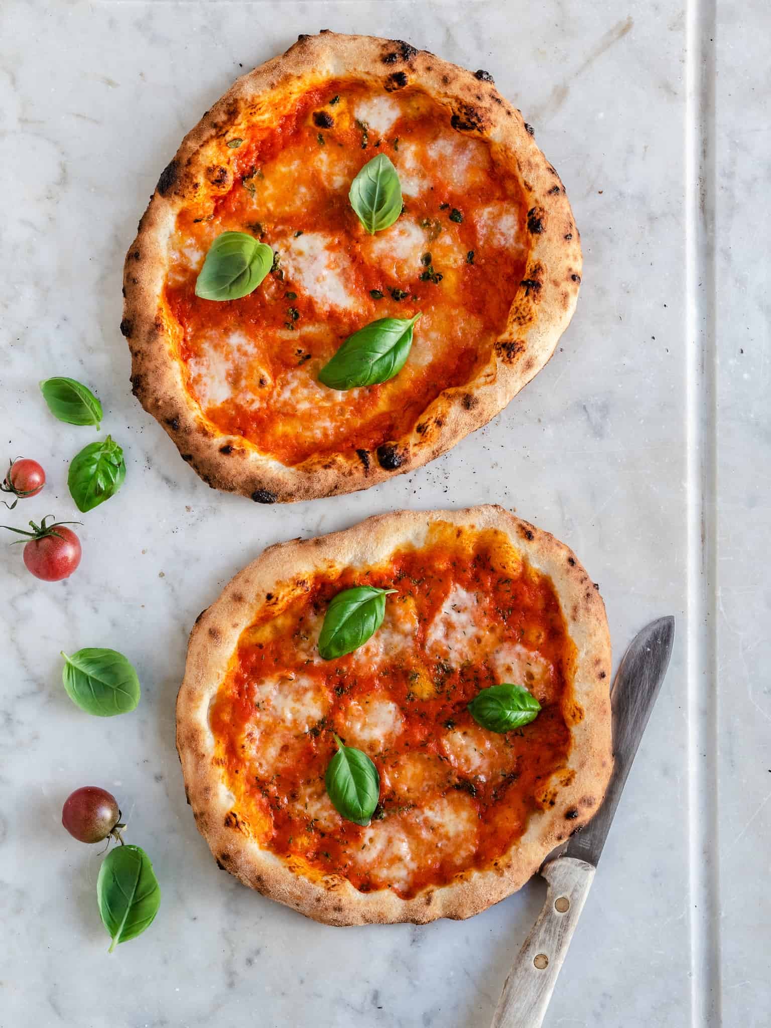 Pizza Margherita med mozzarella og basilikum - nem opskrift!