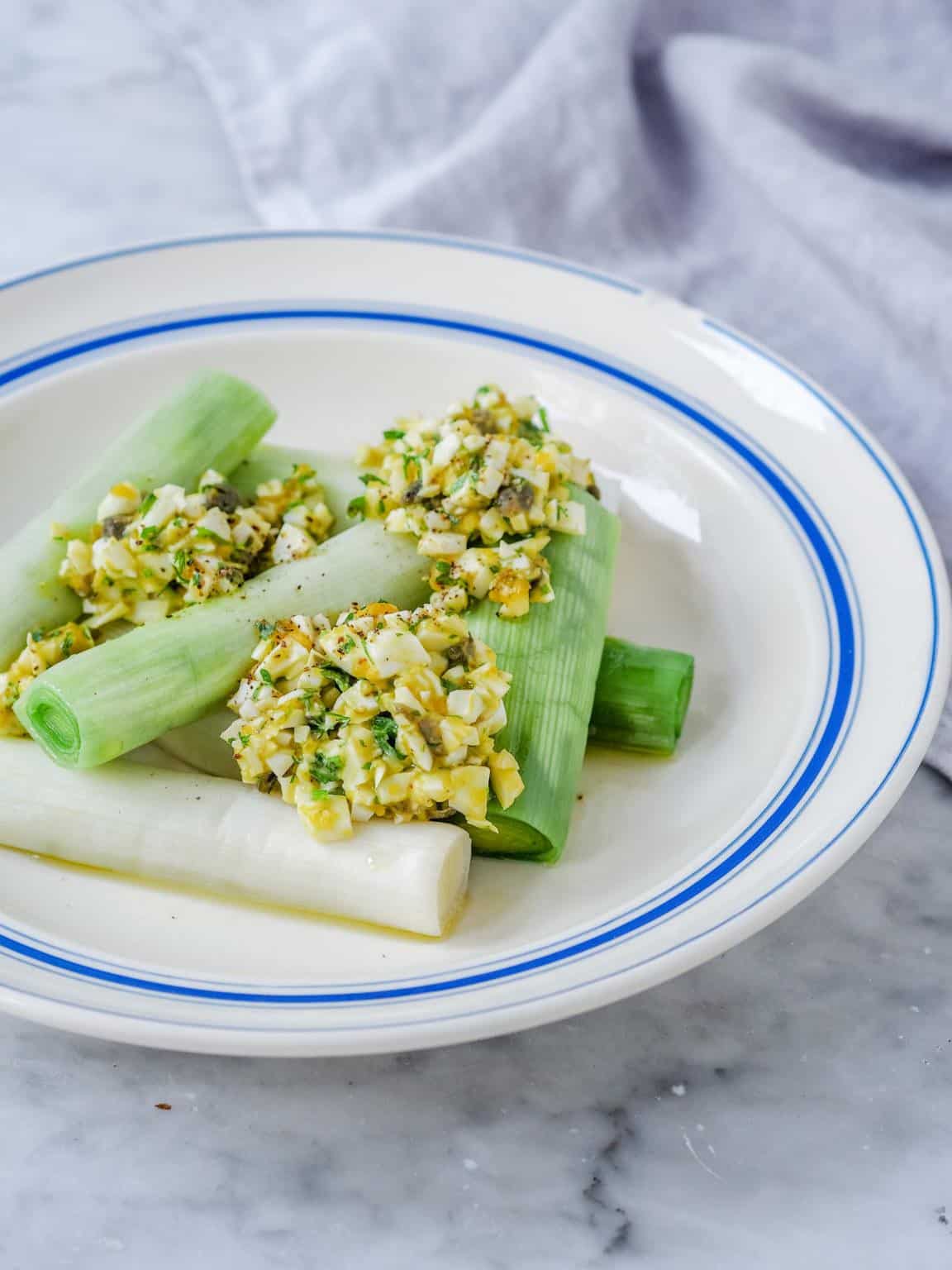 Porre vinaigrette med æg - dampede porrer med hakkede æg