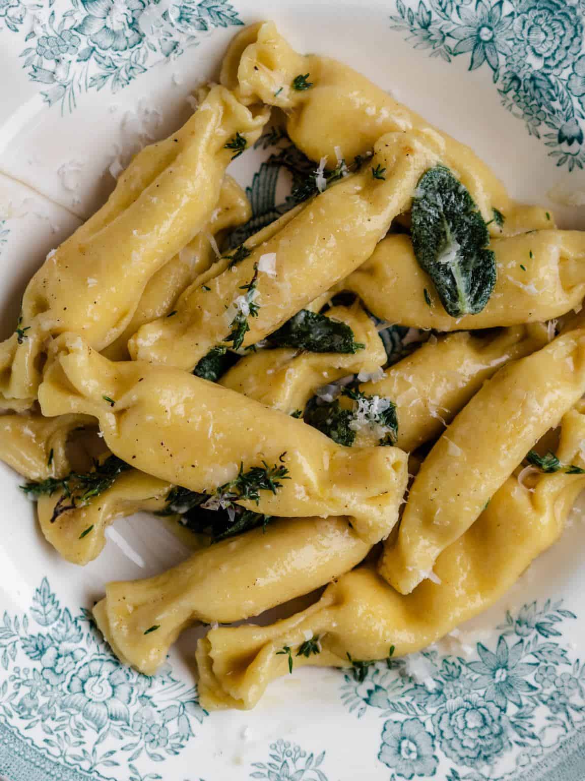 Pasta bonbon med parmesancreme og urter - skøn opskrift!