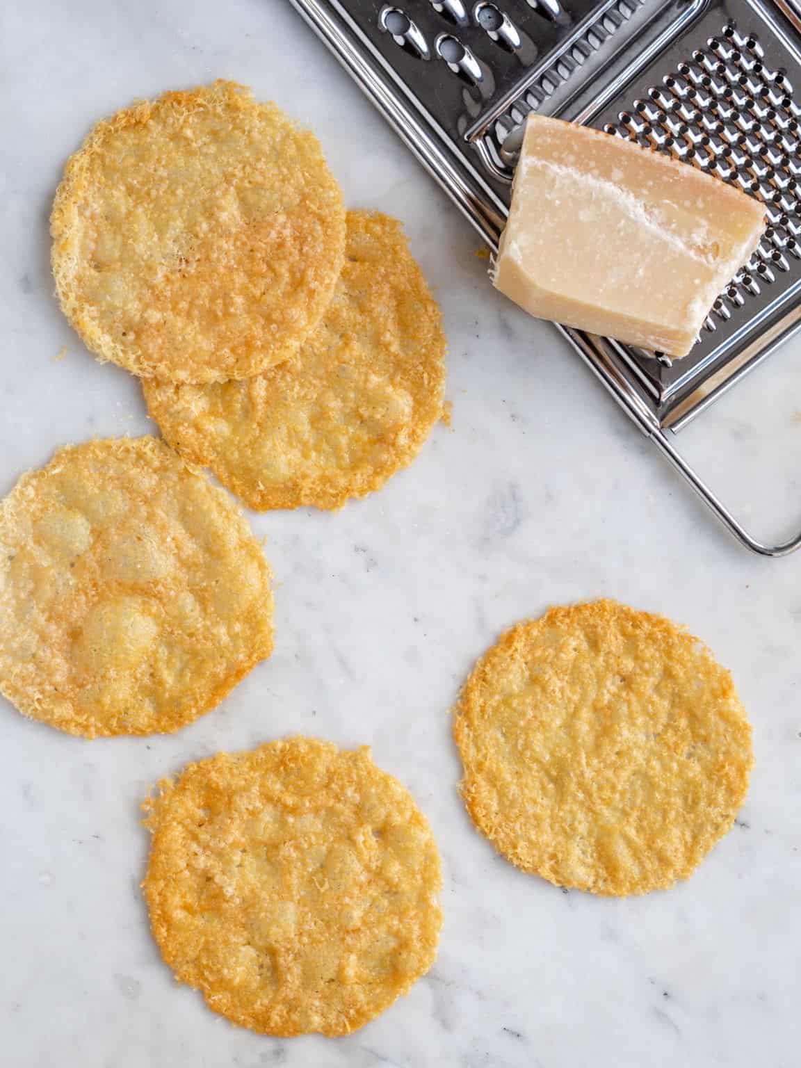 Parmesanchips - opskrift på sprøde ostechips af Parmesan