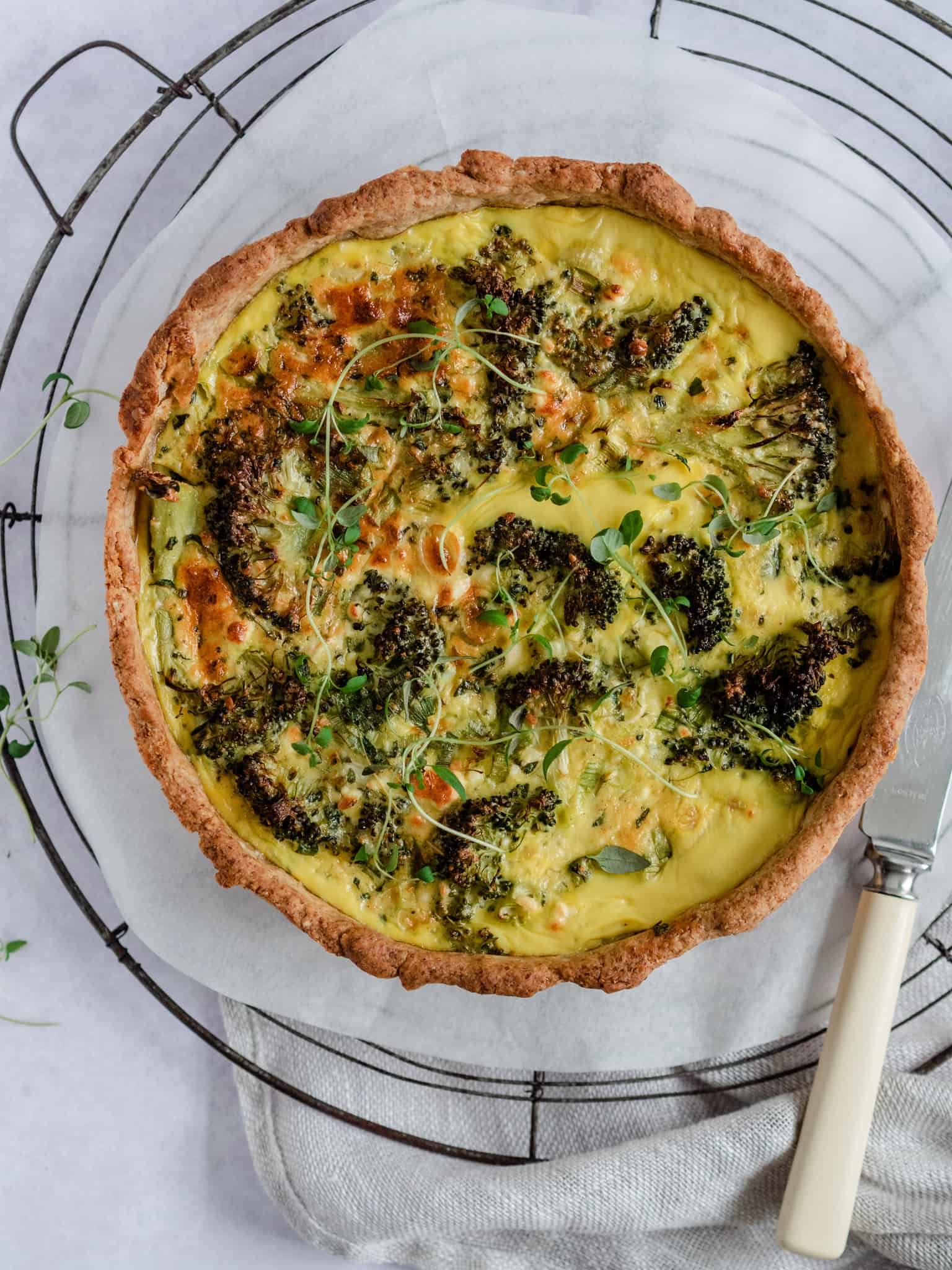 Broccolitærte med feta og forårsløg - nem vegetarisk madtærte