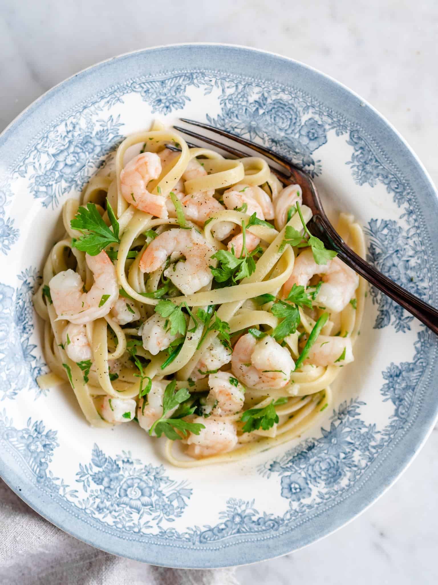 Pasta med rejer og hvidløg - nem pasta med hvidløgsrejer