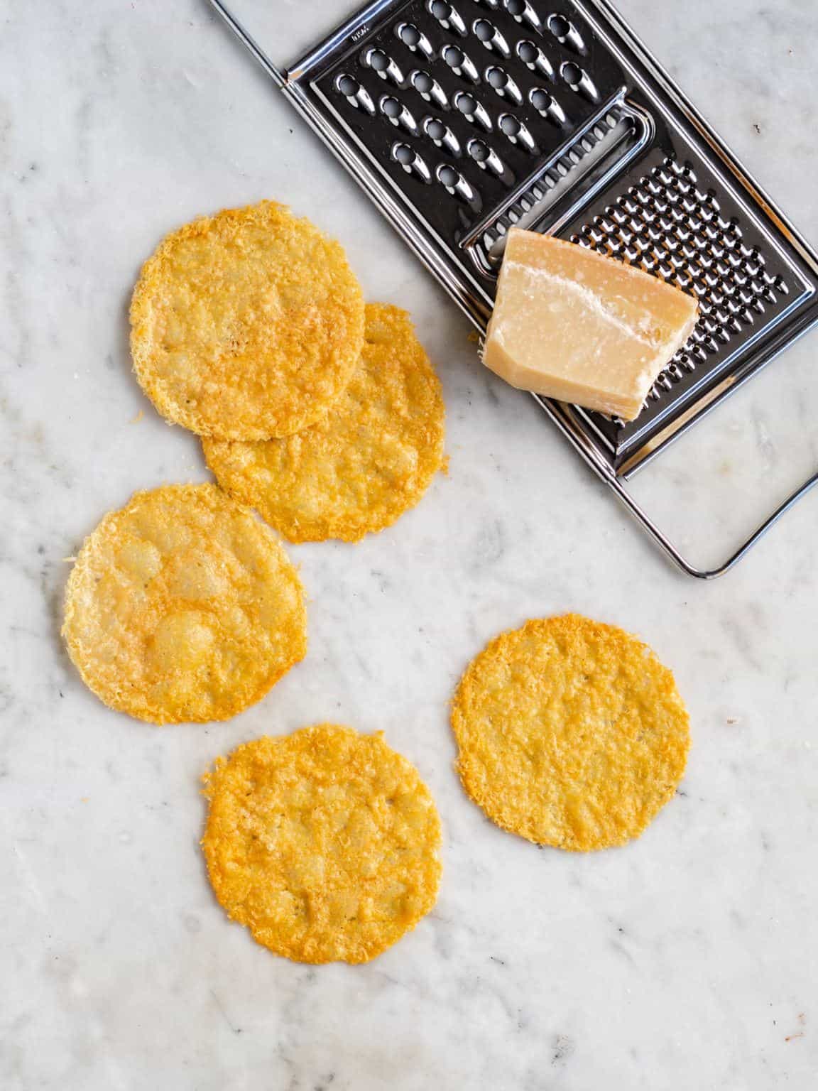 Parmesanchips - opskrift på sprøde ostechips af Parmesan