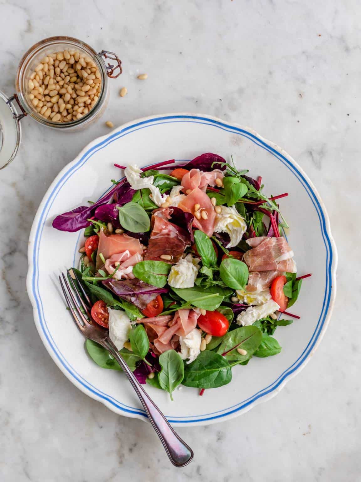 Græsk salat: Opskrift på lækker salat med dressing på 10 min