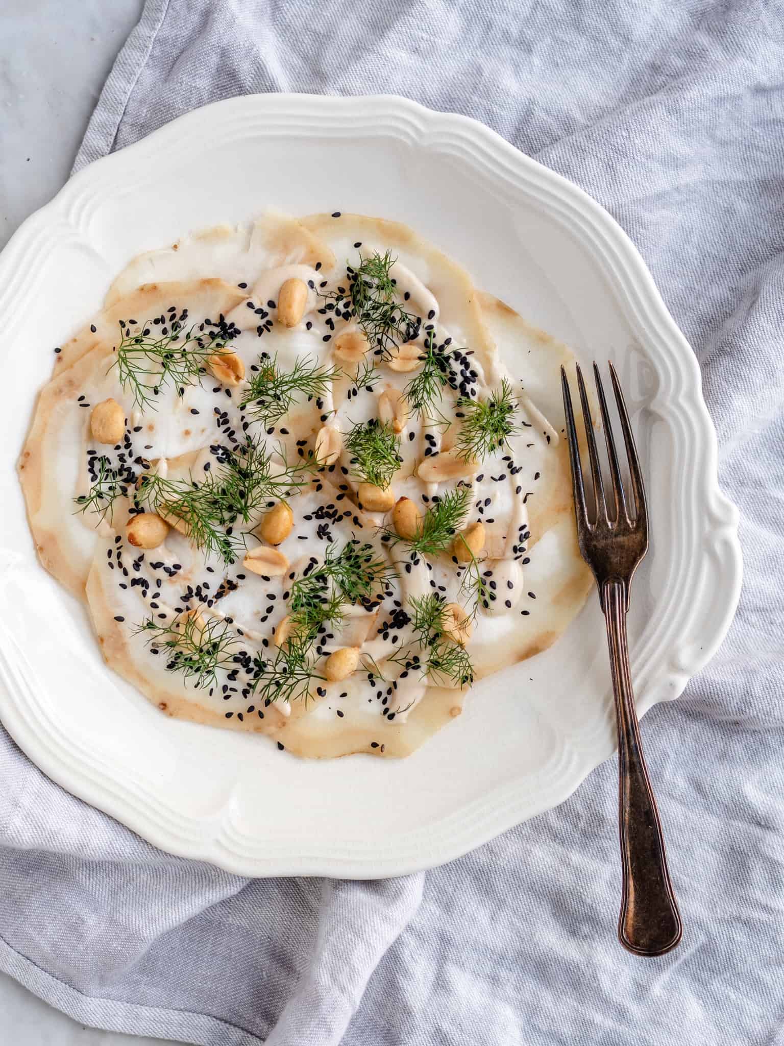 Selleri carpaccio med tahindressing - carpaccio af selleri