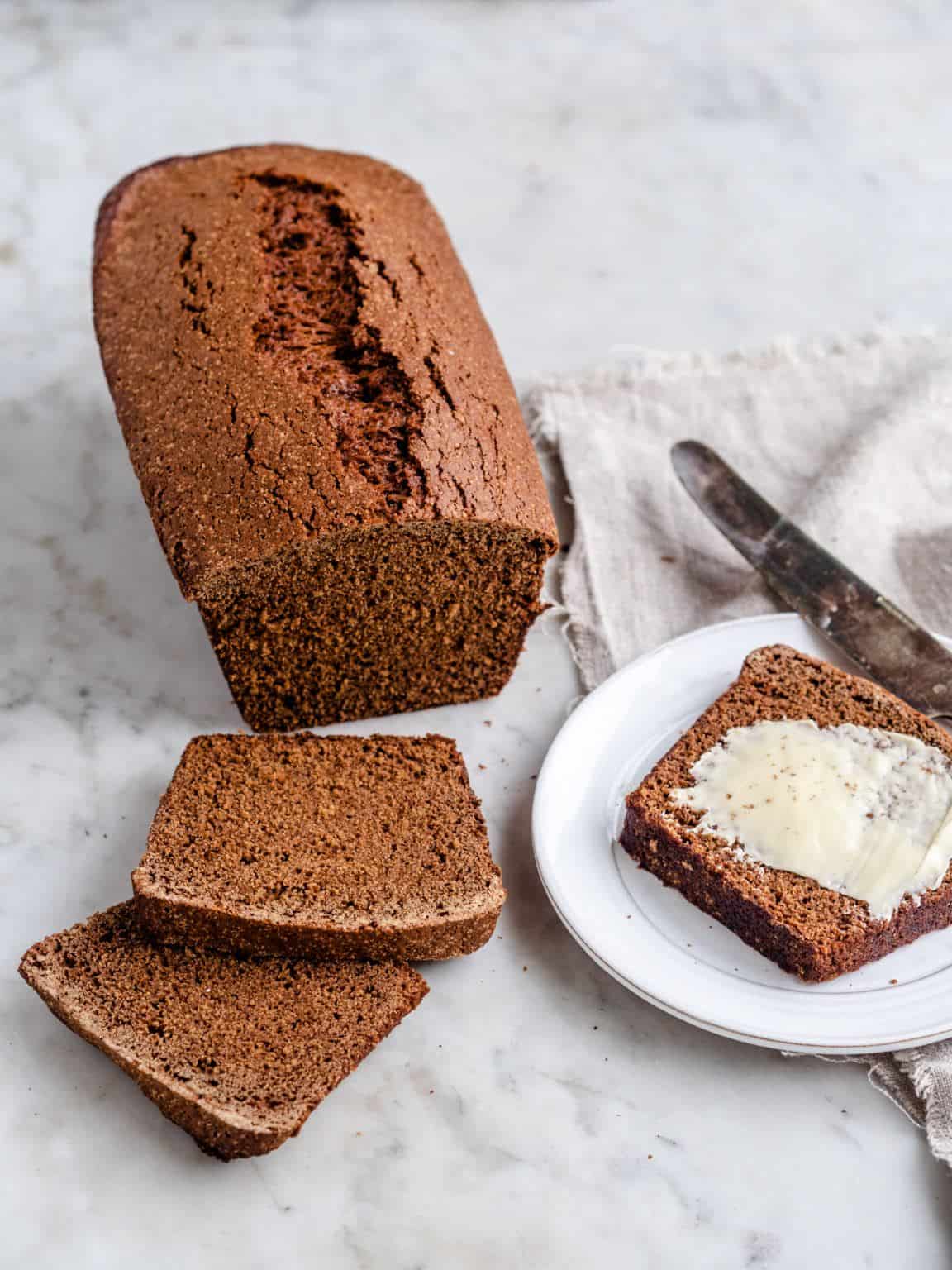 Æblekage med kanel - opskrift på bage kage med æblestykker