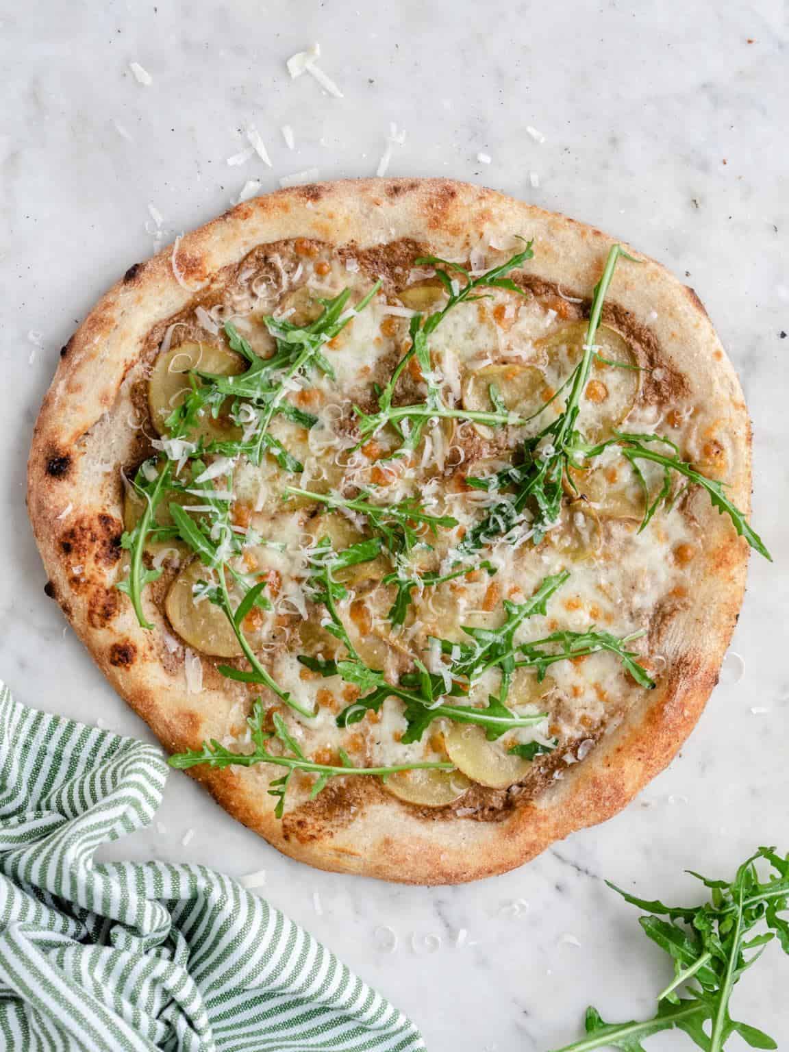 Trøffelpizza med kartofler og rucola